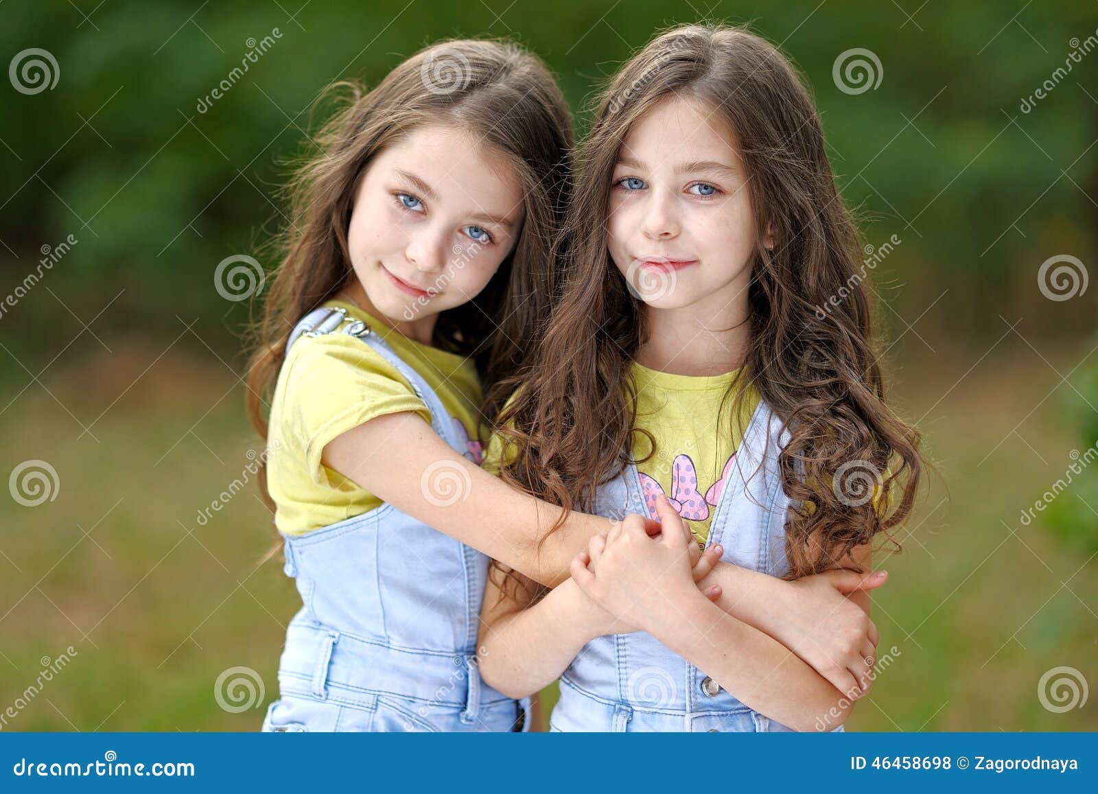 Un Ritratto Di Due Gemelli Delle Ragazze Fotografia Stock - Immagine di ...