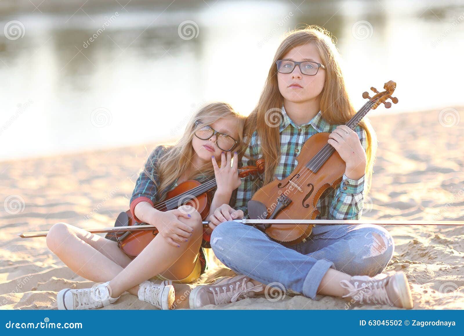 Un Ritratto Di Due Ragazze Delle Amiche Fotografia Stock - Immagine di ...