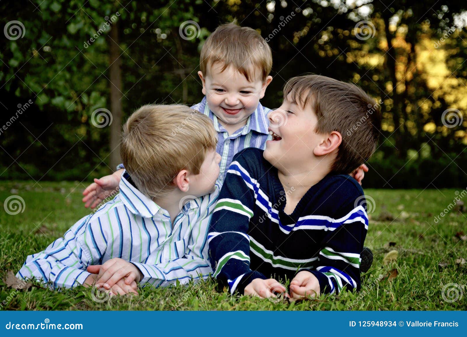 Un Ritratto Di Tre Fratelli Fotografia Stock - Immagine di ragazzi ...