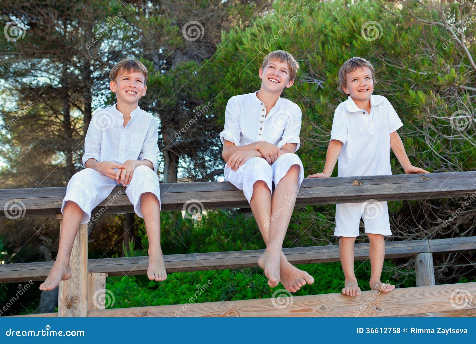 Un Ritratto Di Tre Fratelli Fotografia Stock - Immagine di caucasico ...