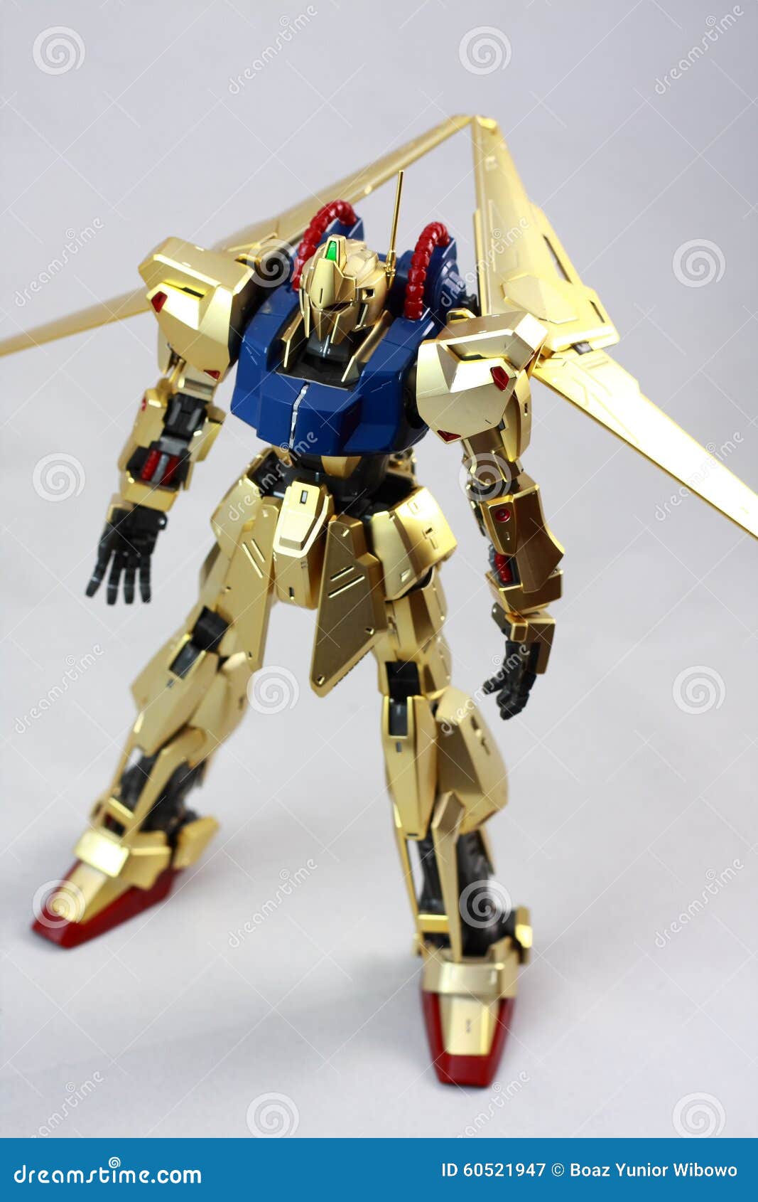 Un Robot De Oro Con Las Alas Fotografía editorial - Imagen de juguete ...