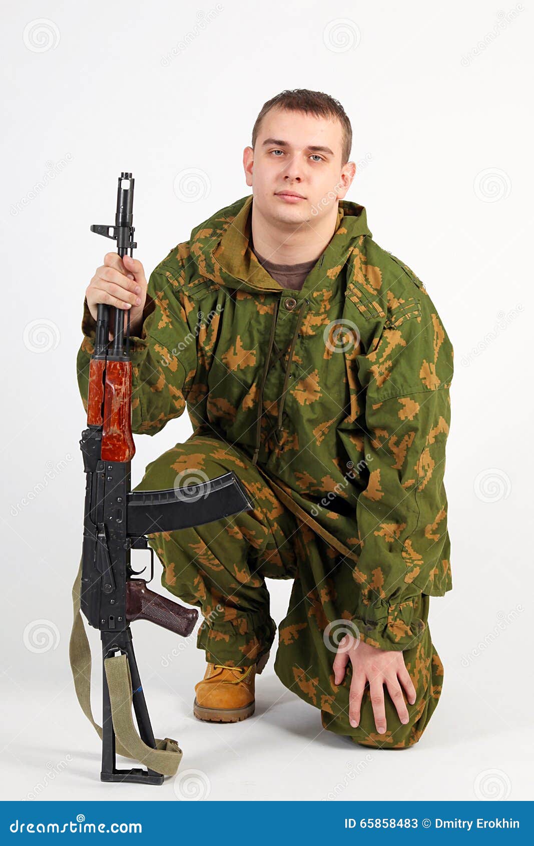 Un soldato con la pistola immagine stock. Immagine di mirare - 65858483