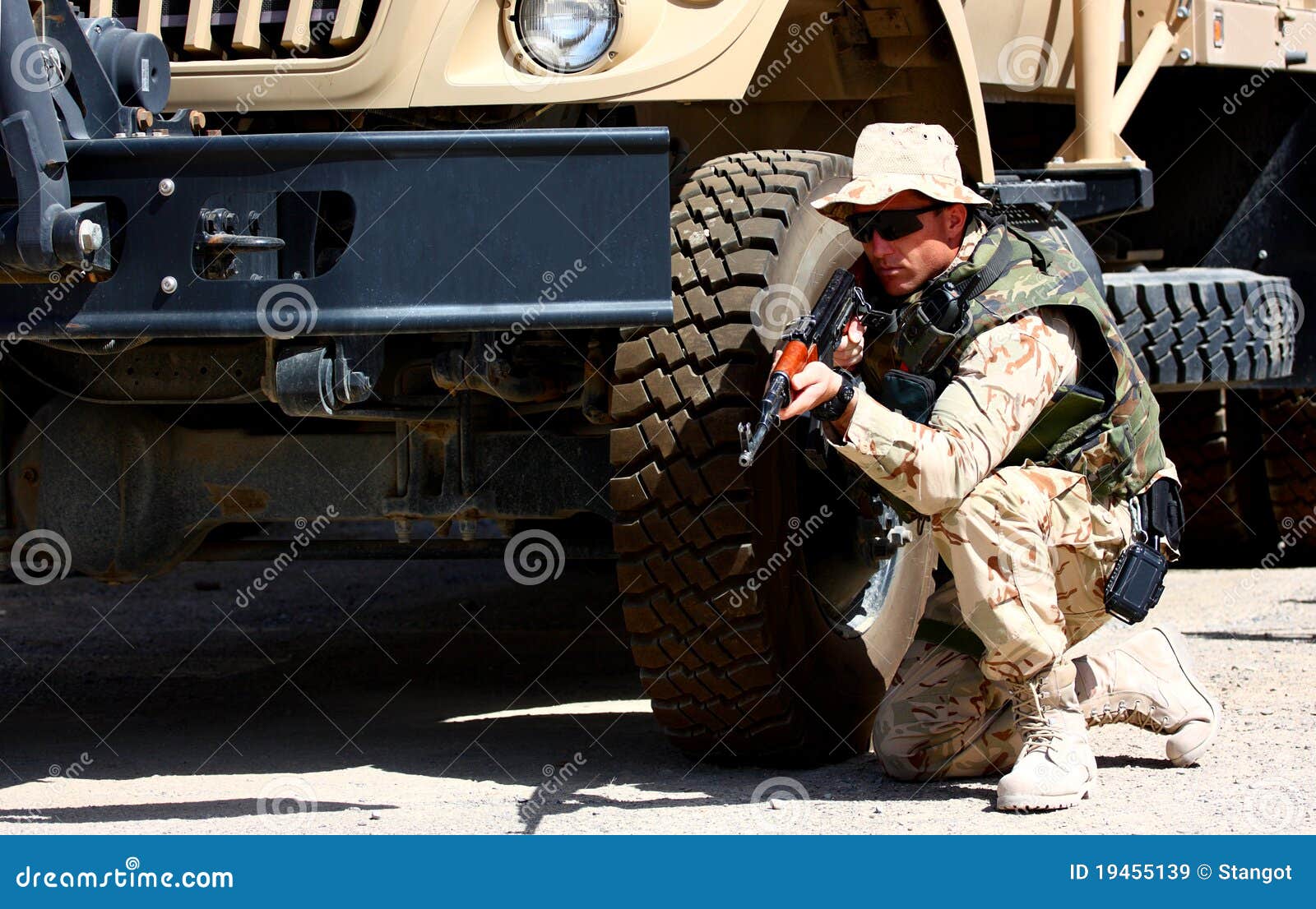Un soldato esterno immagine stock. Immagine di cappello - 19455139