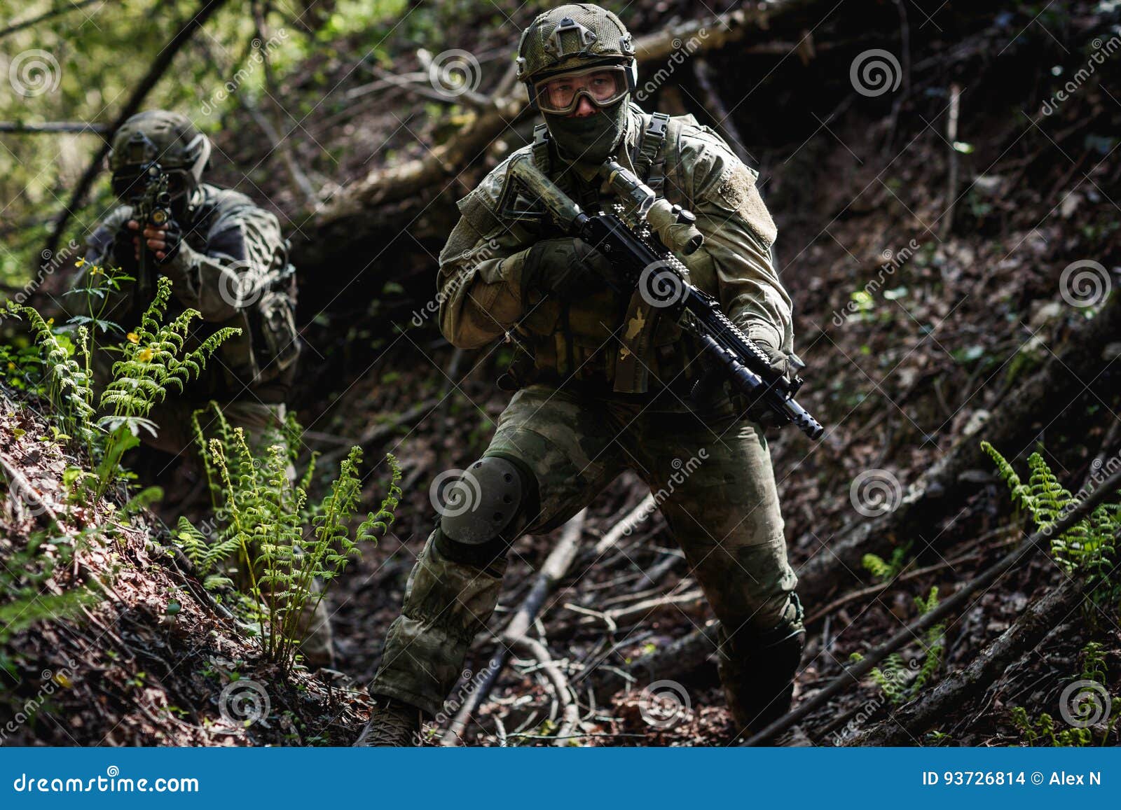 Un Soldato Sulla Missione Militare Fotografia Stock - Immagine di lotta ...