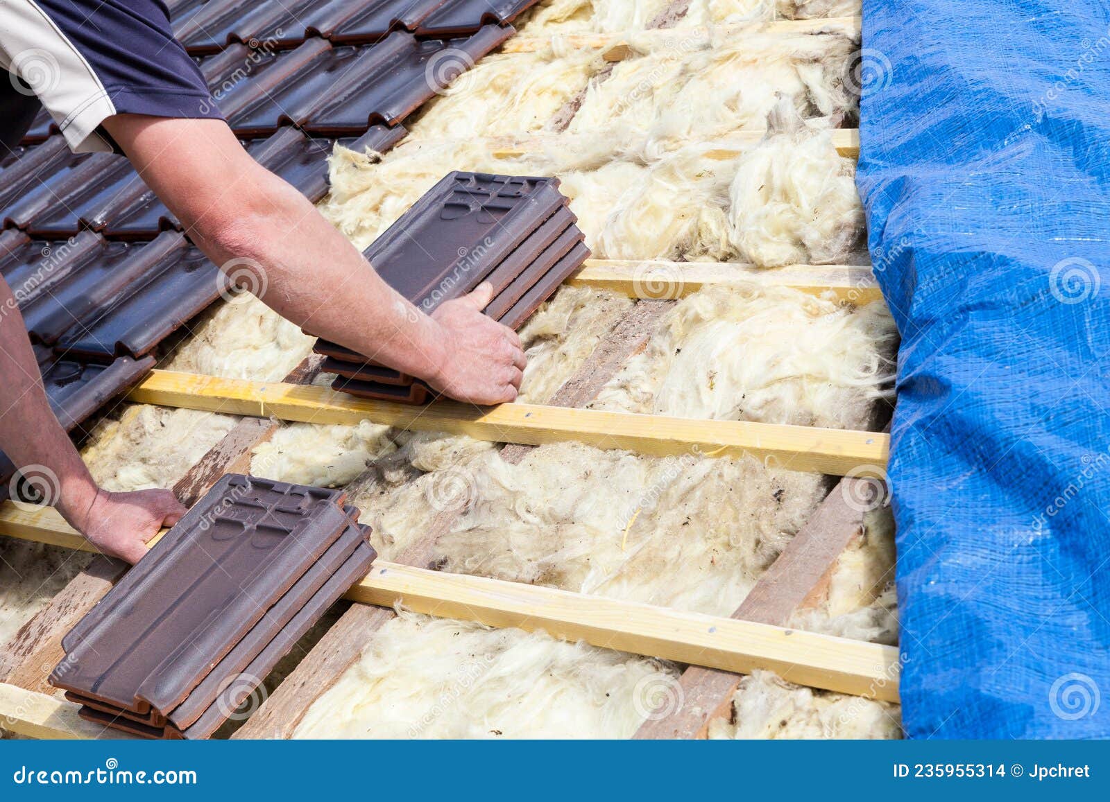 Un Tejado De Tejas Sobre El Techo Foto de archivo - Imagen de detalle ...
