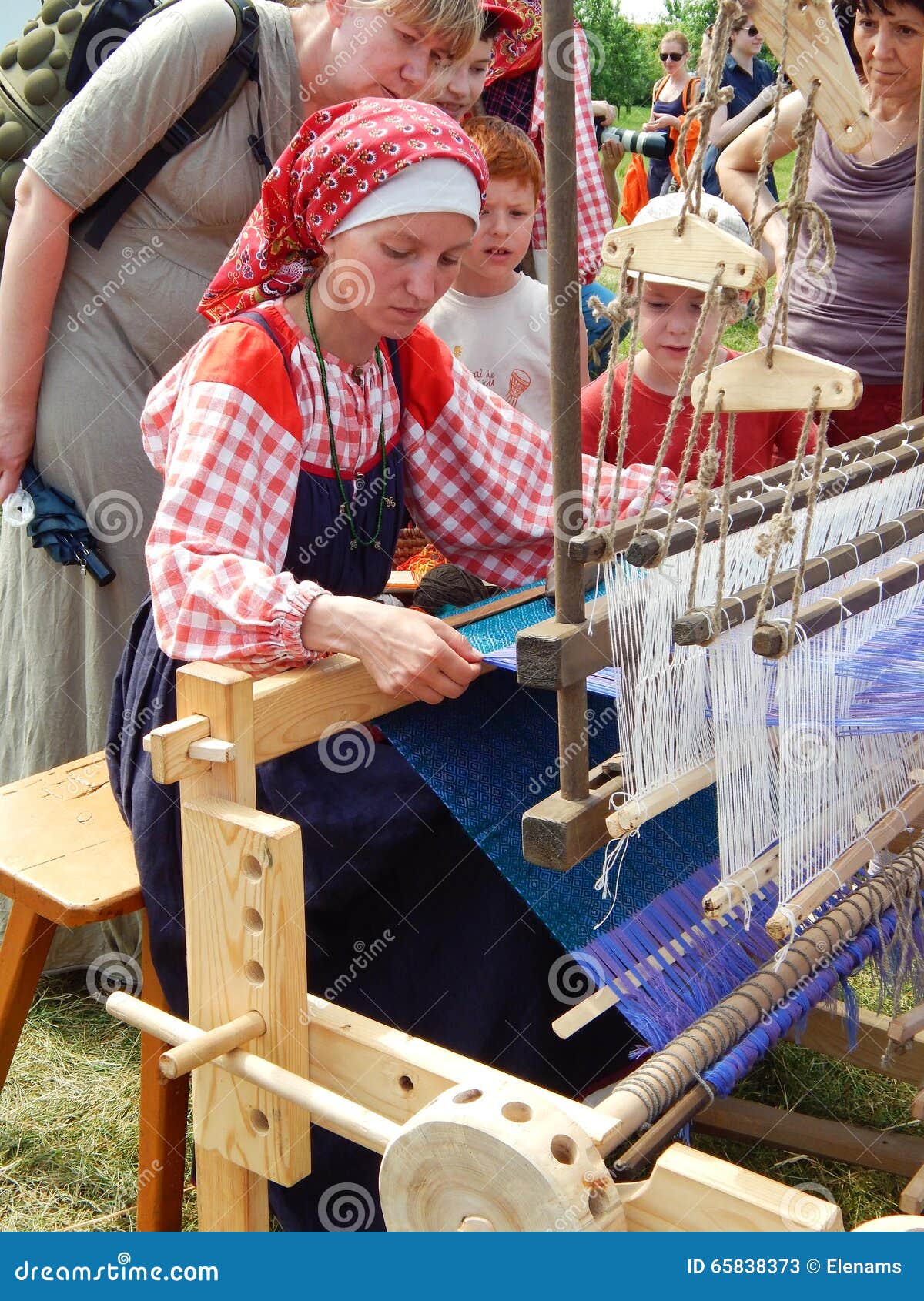 Un Tejedor Una Lección En Tejer Foto de archivo editorial - Imagen de ...