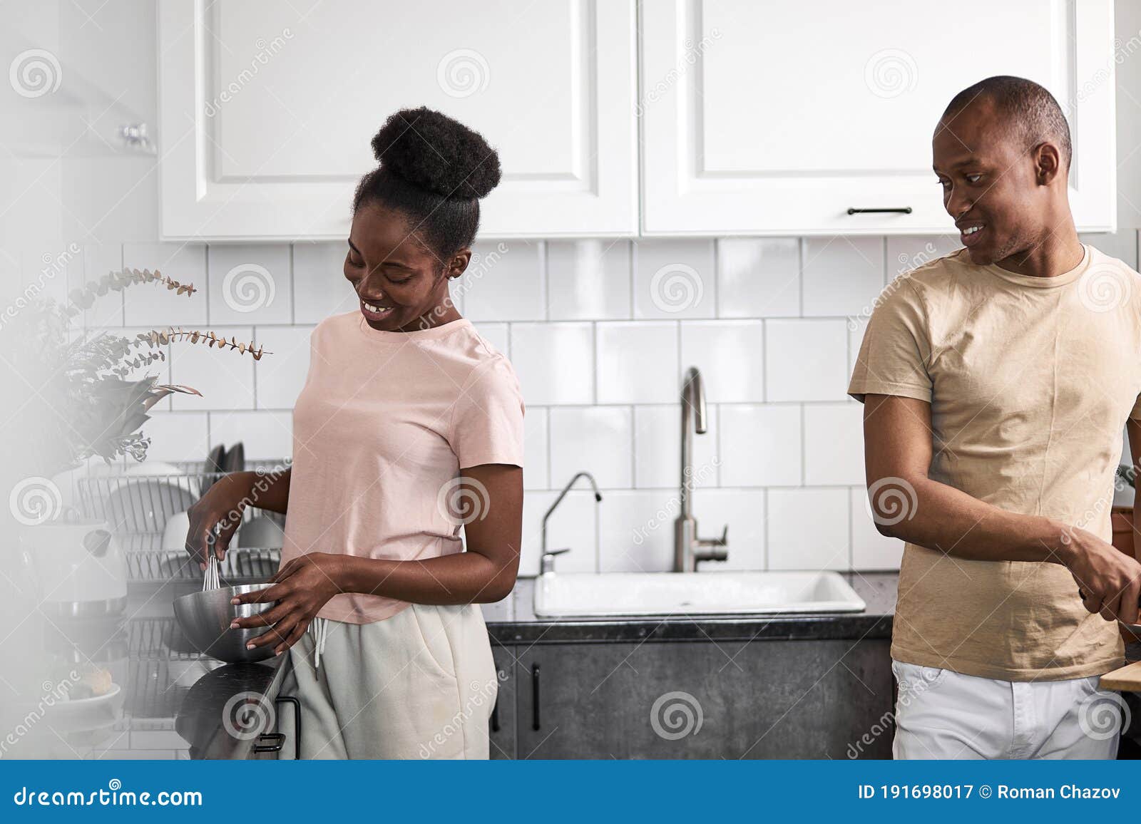 Un Tipo Apuesto Ayuda A Su Esposa A Preparar El Desayuno Imagen De