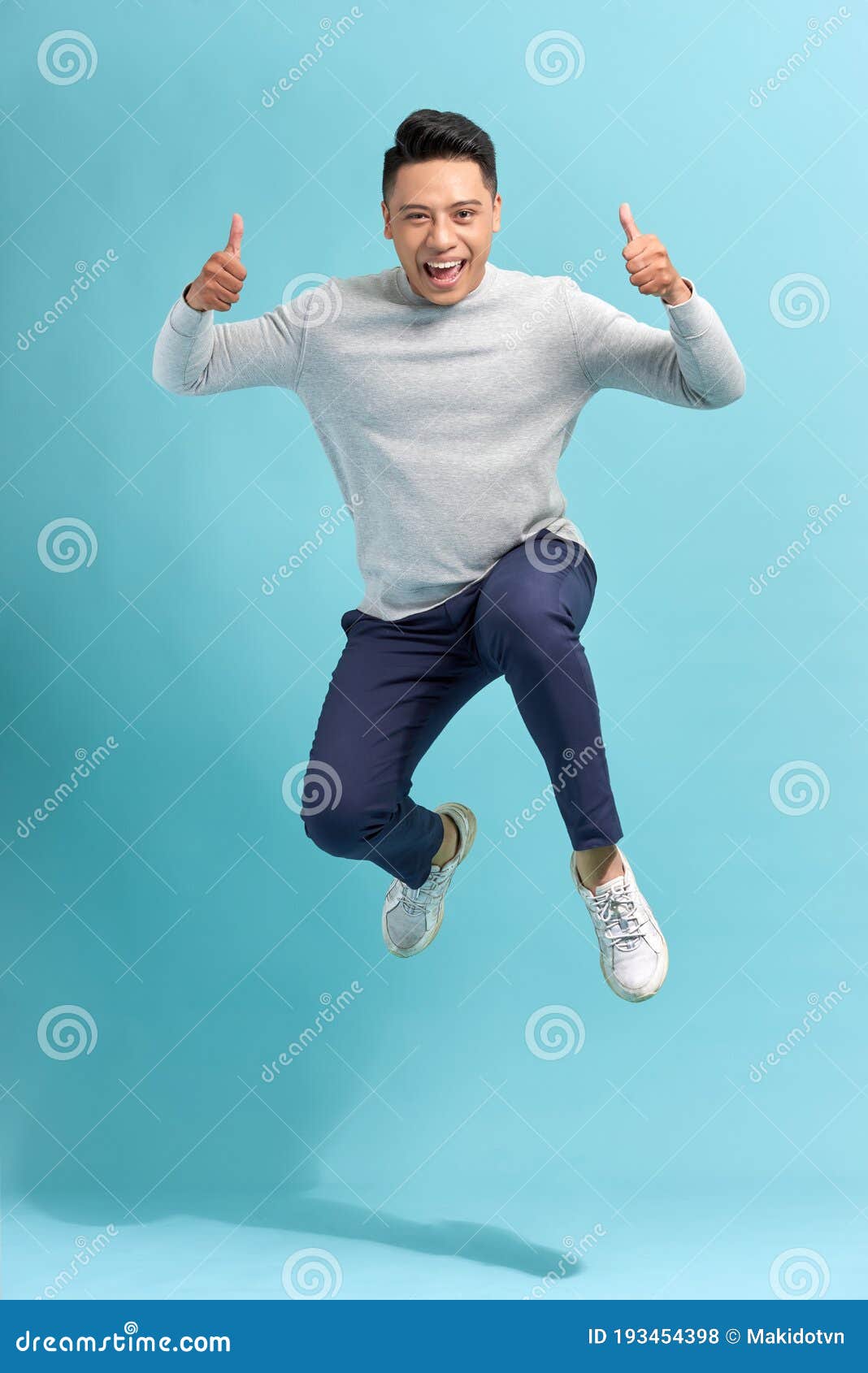 Un Tipo Muy Feliz Saltando Y Mostrando Pulgares Hacia Arriba Sobre El ... Un Tipo Muy Feliz Saltando Y Mostrando Pulgares Hacia Arriba Sobre El ...