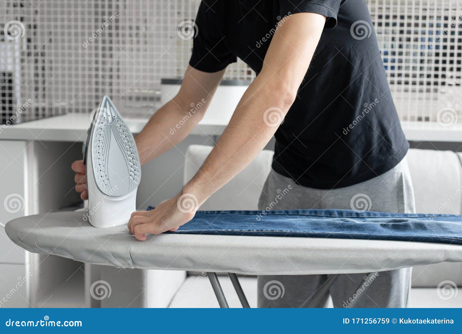 Un Tipo Planchando Ropa Antes De Salir Imagen de archivo - Imagen de ...