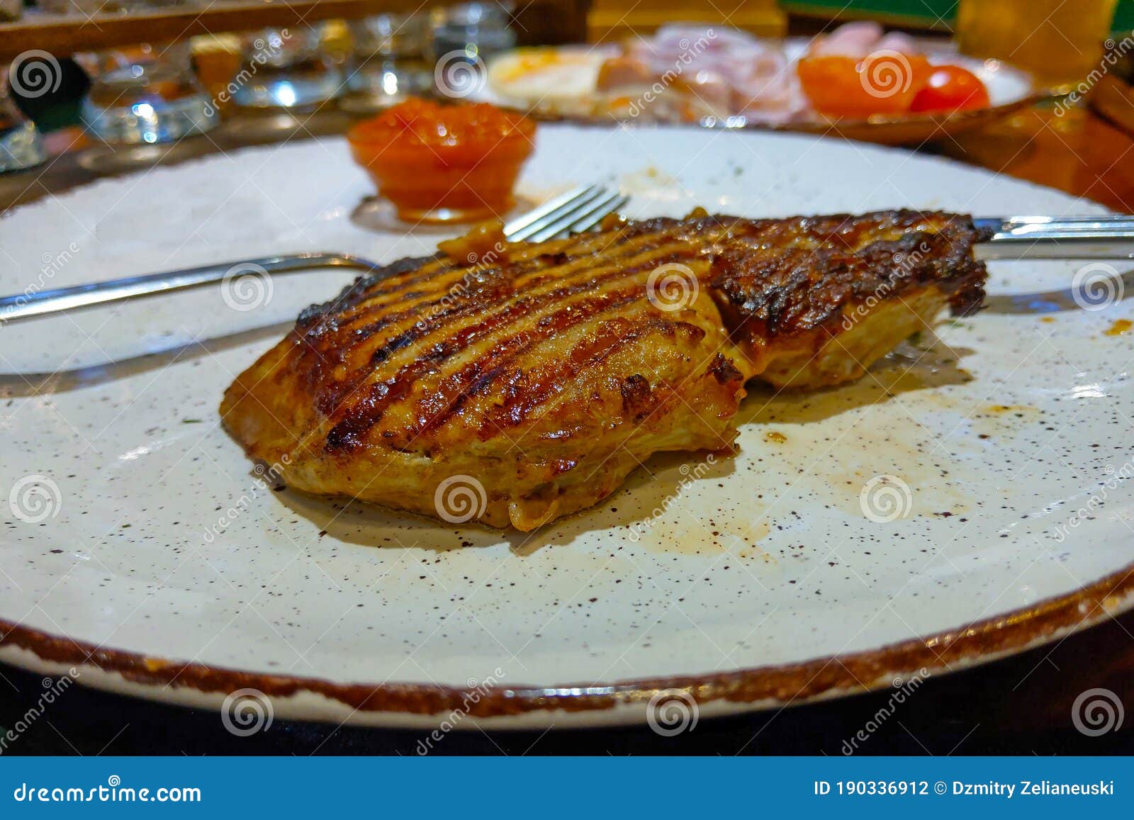 Un Trozo De Filete De Pollo En Un Plato Foto de archivo - Imagen de ...