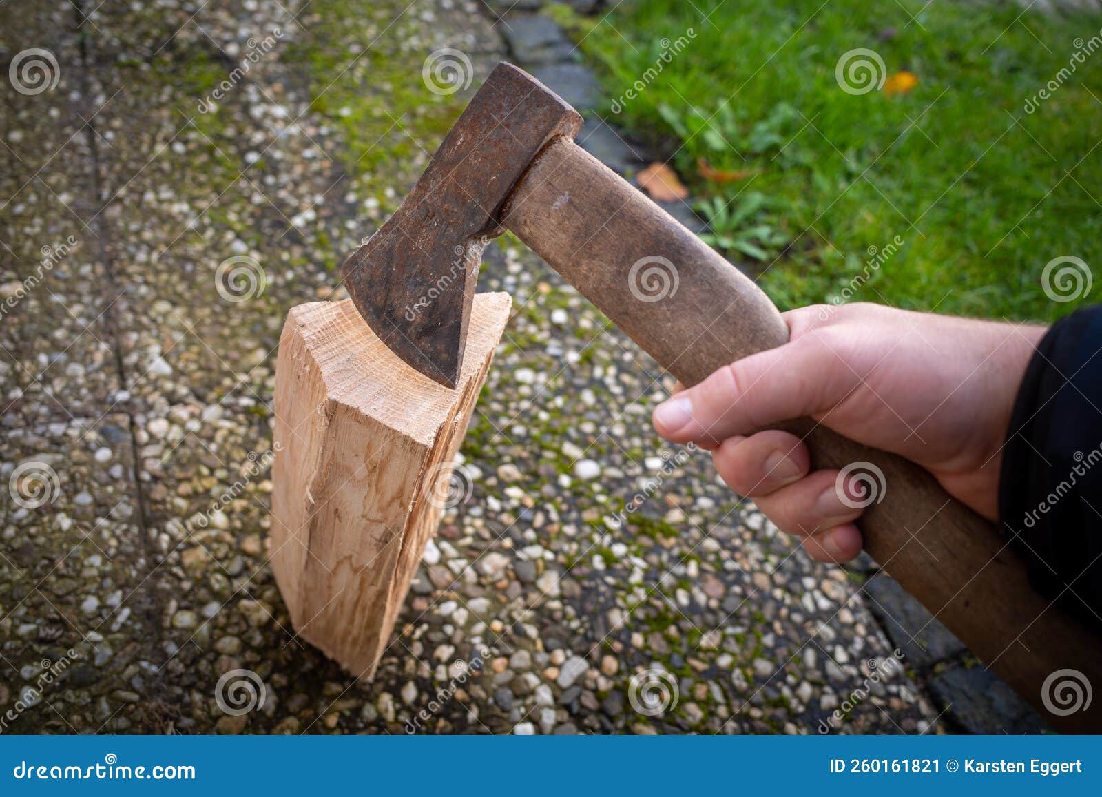 Un Trozo De Madera Se Divide Con Un Hacha Imagen de archivo - Imagen de ...