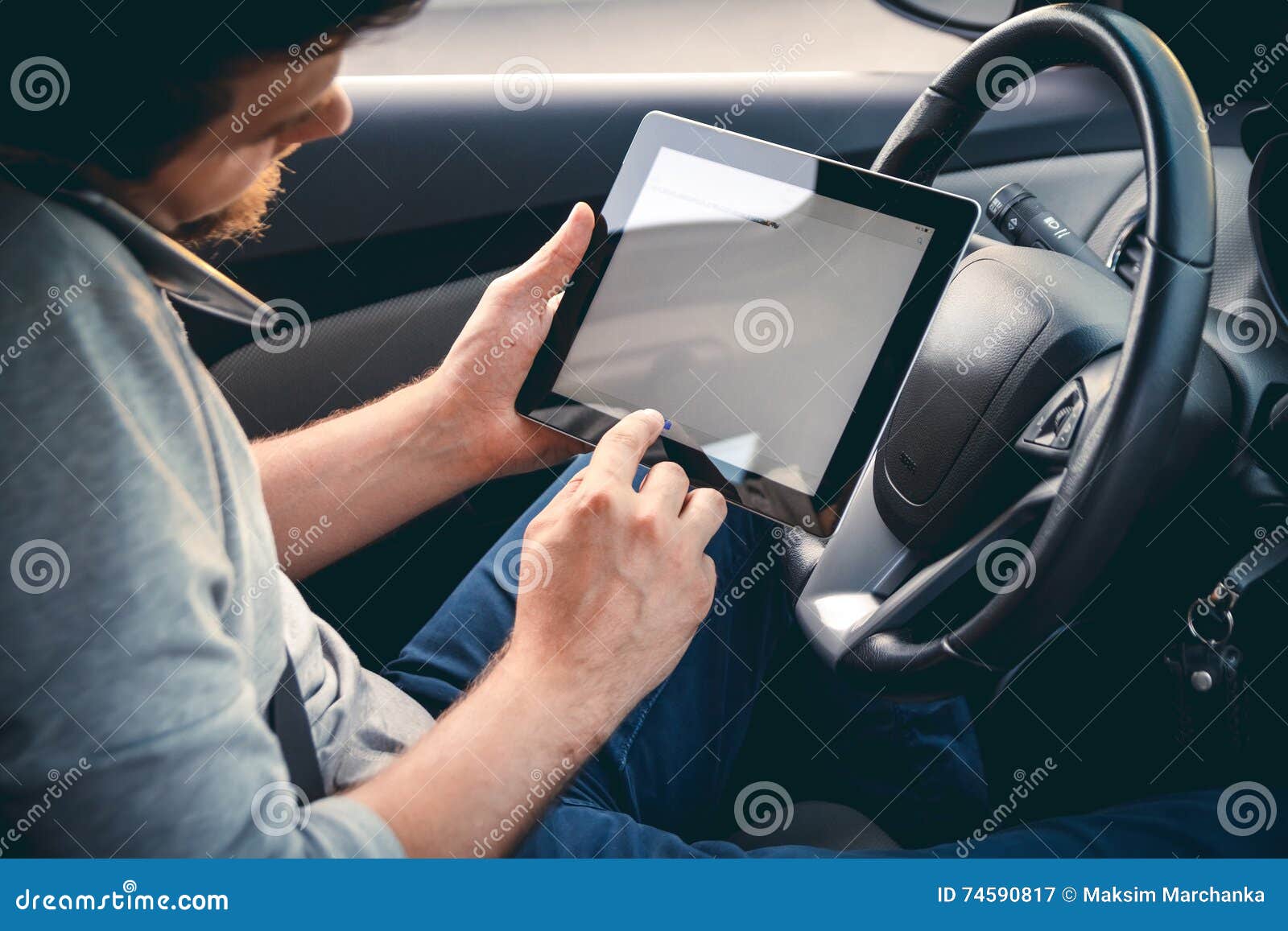 Un Uomo Che Conduce Un'automobile Immagine Stock - Immagine di crociera ...