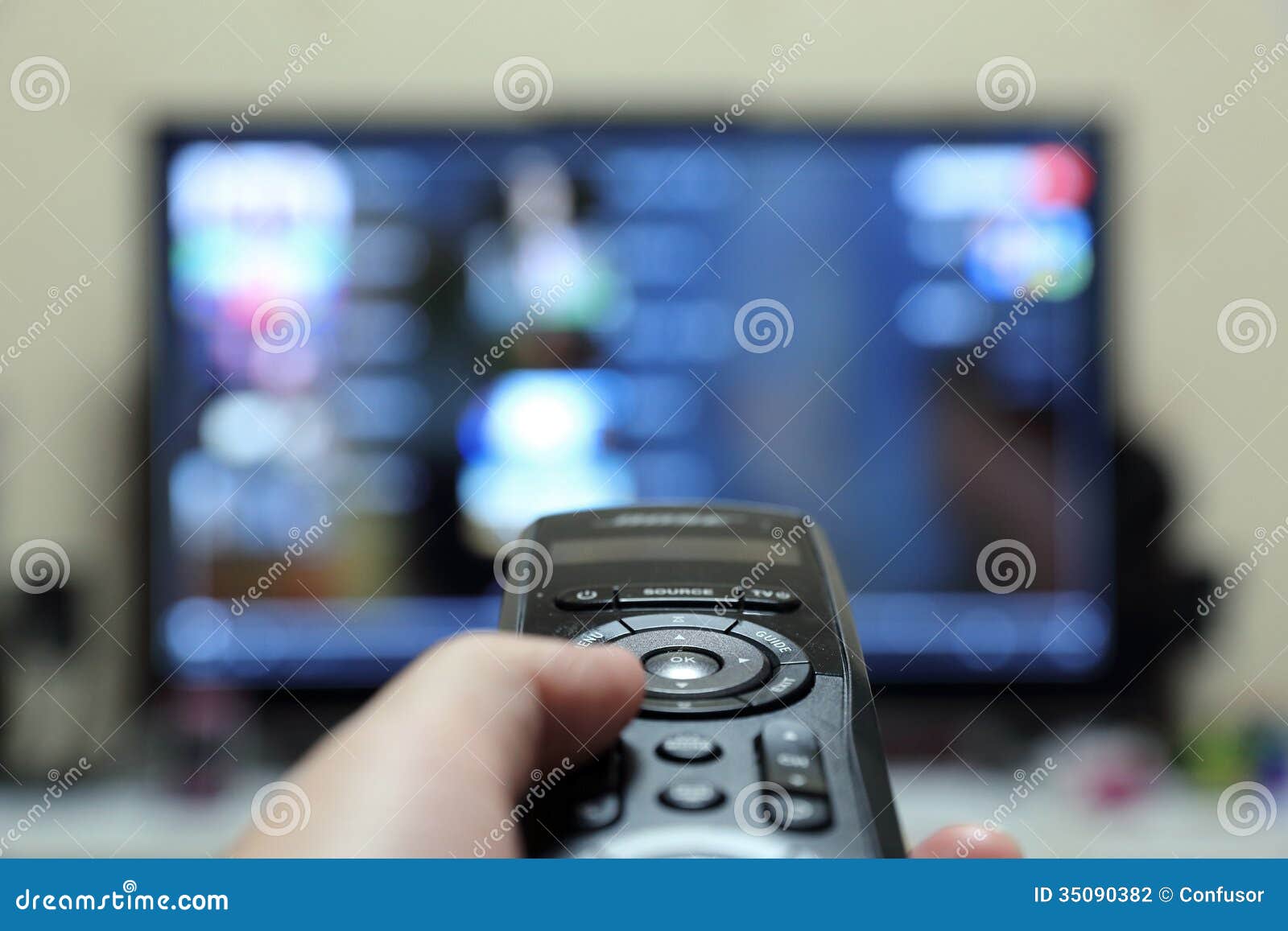 Un uomo che guarda TV fotografia stock. Immagine di digitale - 35090382