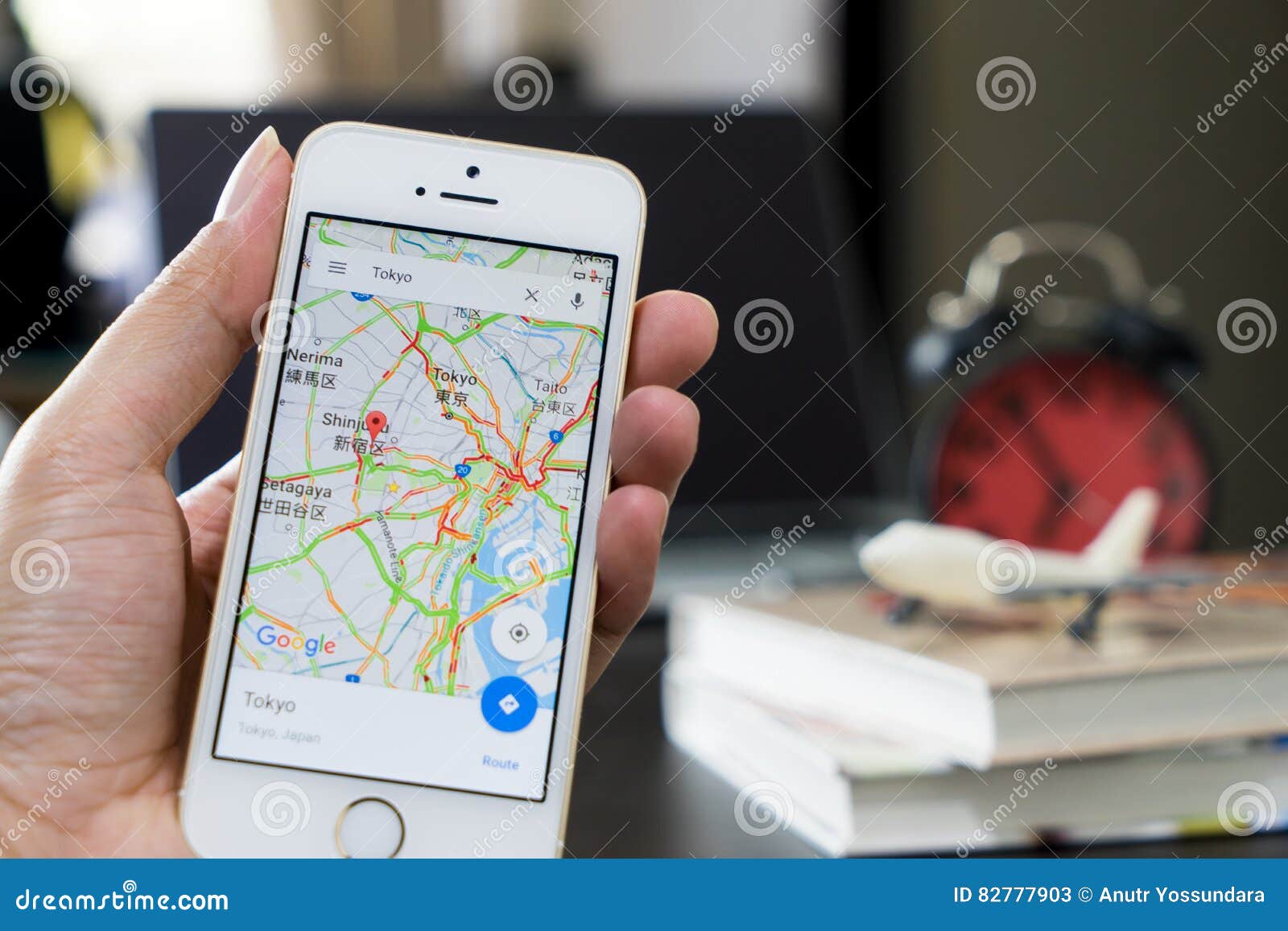Un Uomo Che Usando Google Maps Per Il Viaggio D'affari Fotografia Stock ...