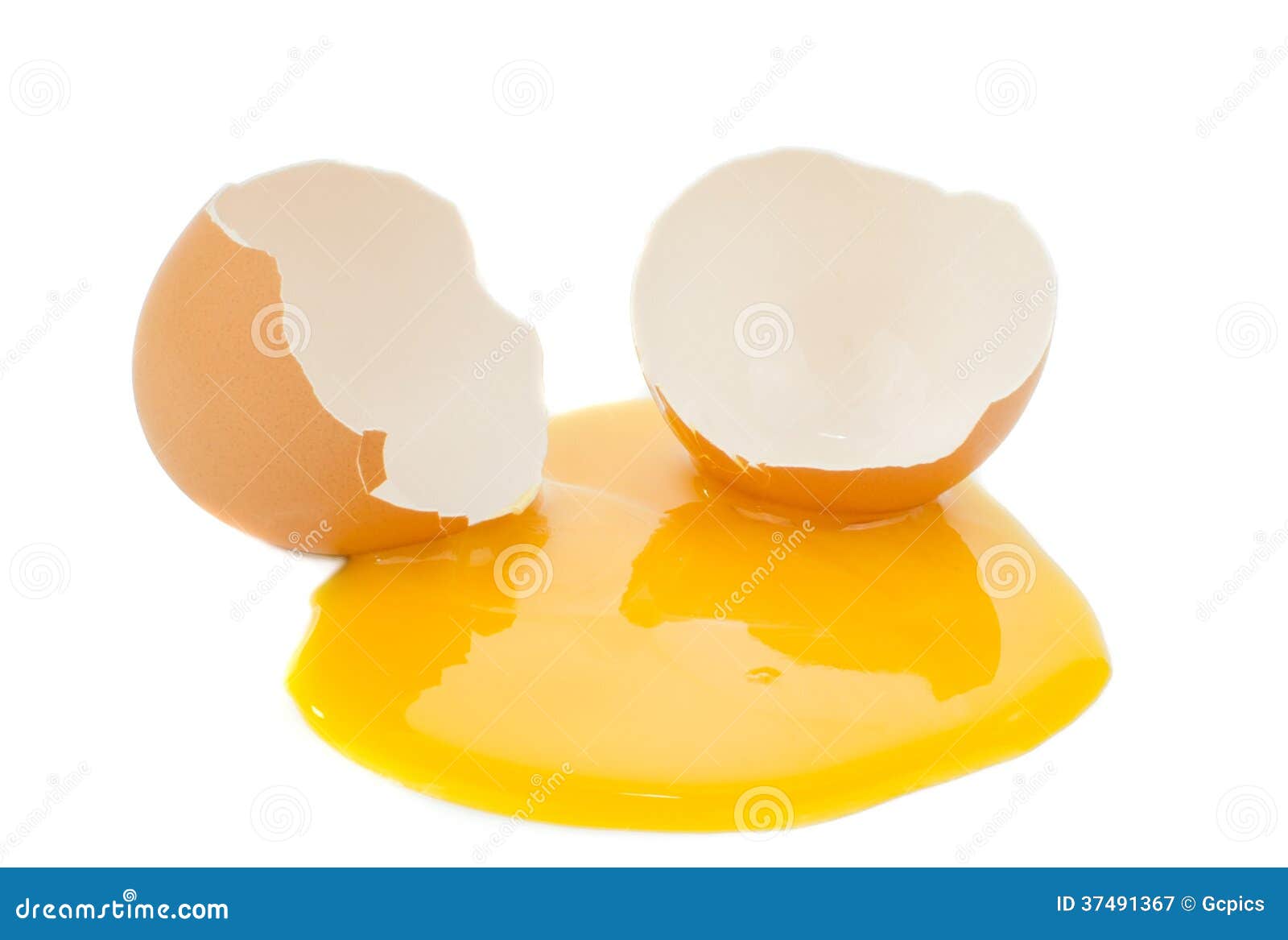 Un uovo rotto con tuorlo immagine stock. Immagine di giallo - 37491367