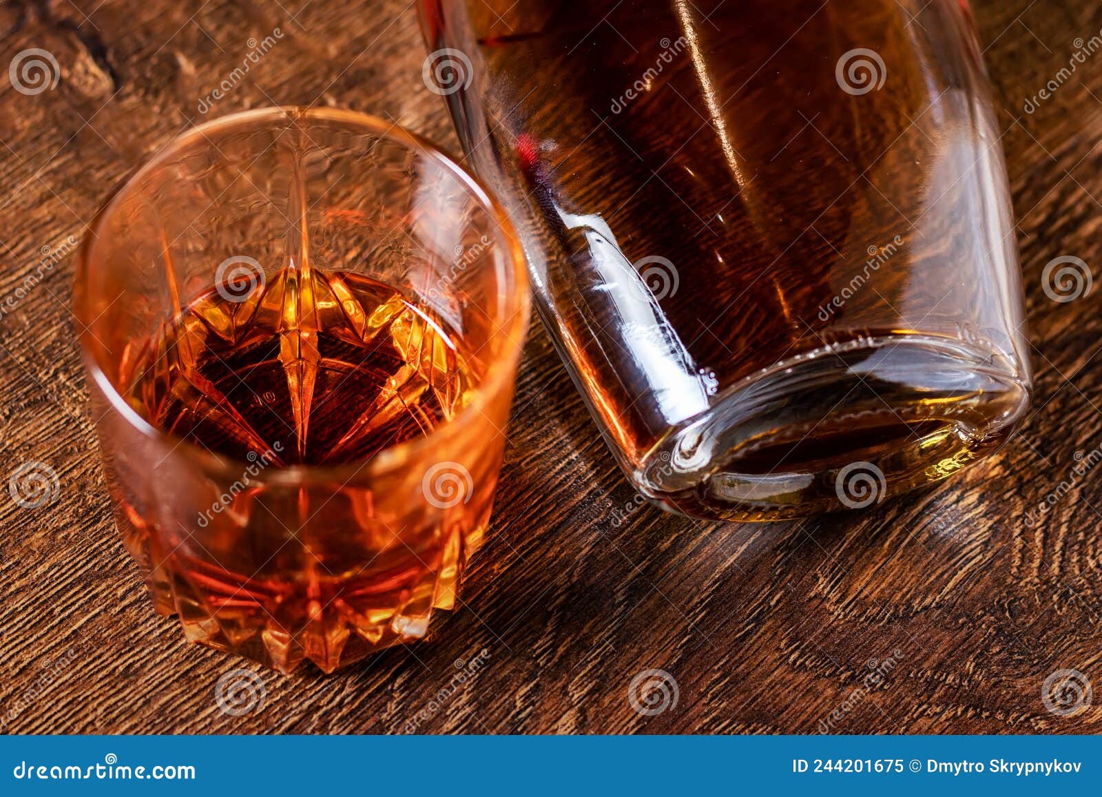 Un Vaso De Whisky Y Una Botella Sobre La Mesa Imagen de archivo ...