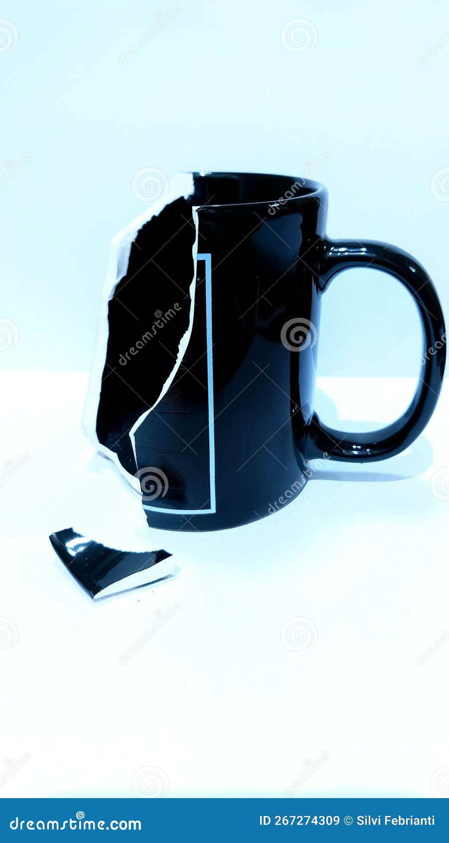 Un Vaso Roto Y Sus Siluetas Imagen de archivo - Imagen de primer ...