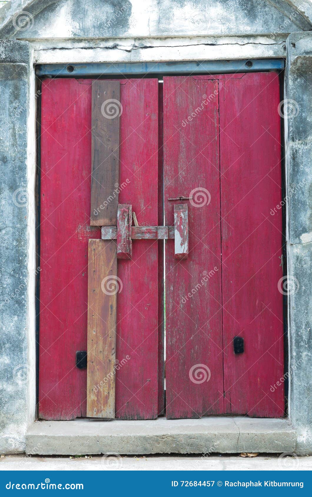 Un Vecchio a Porta Chiusa Rosso Nel Tempio Immagine Stock - Immagine di ...