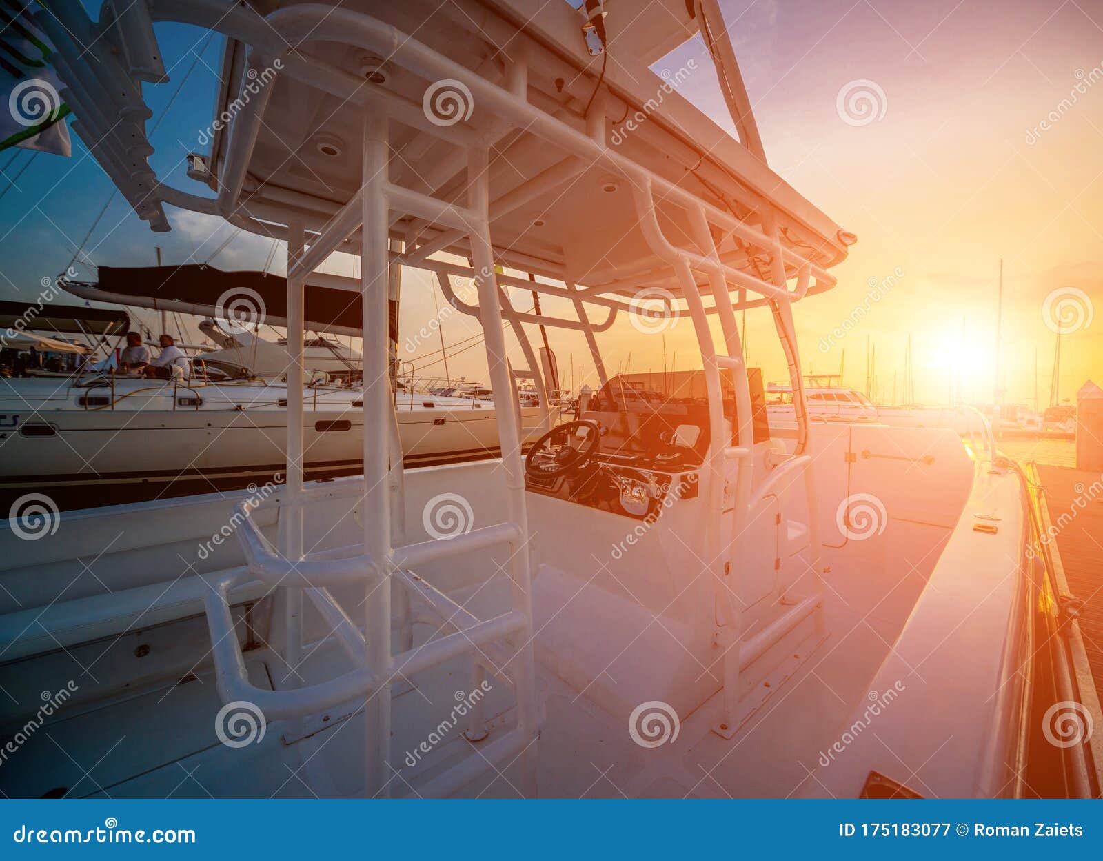 Un velero moderno. imagen de archivo. Imagen de lujo - 175183077
