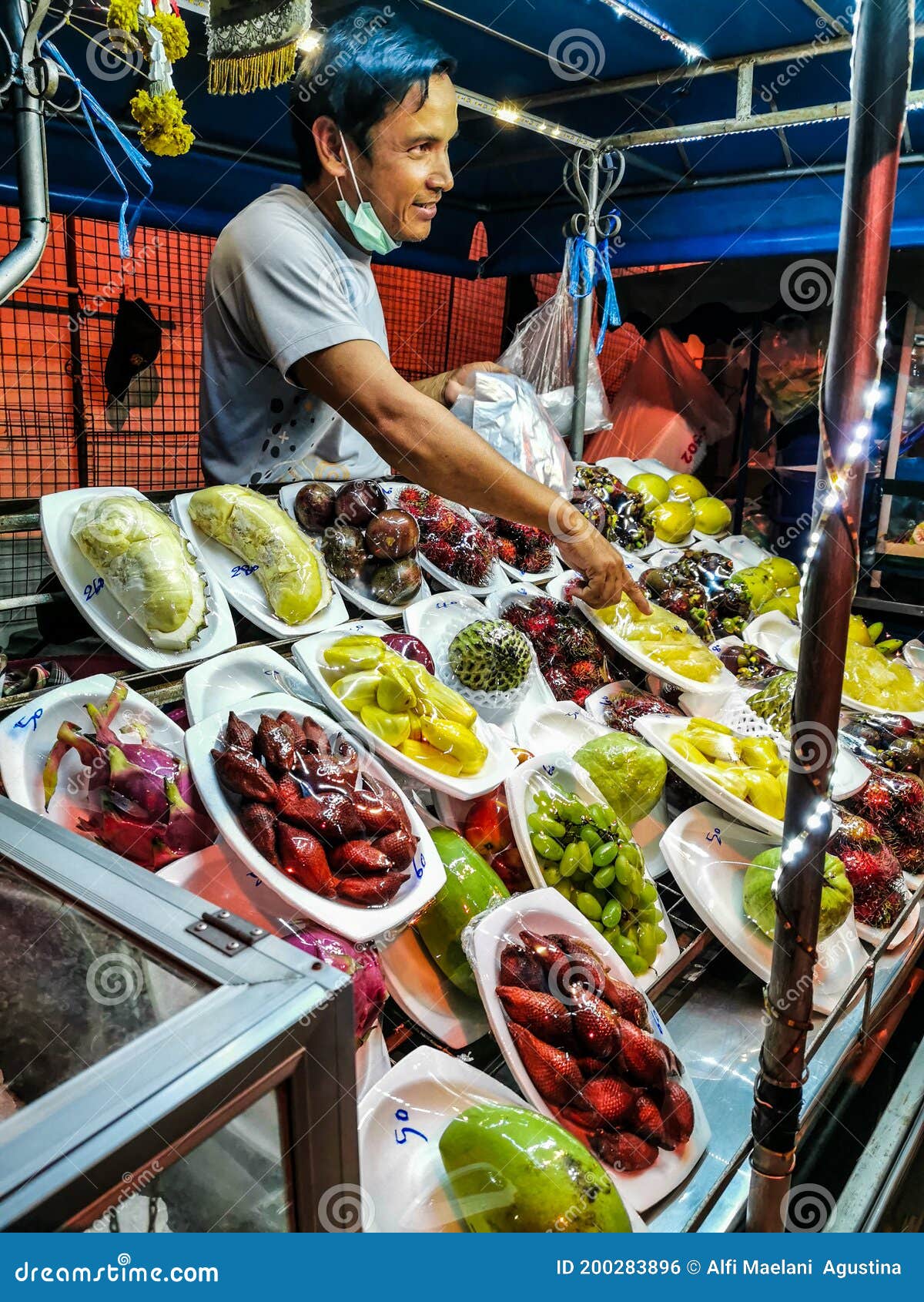 Un Vendedor De Frutas De Temporada Foto editorial - Imagen de brunch ...