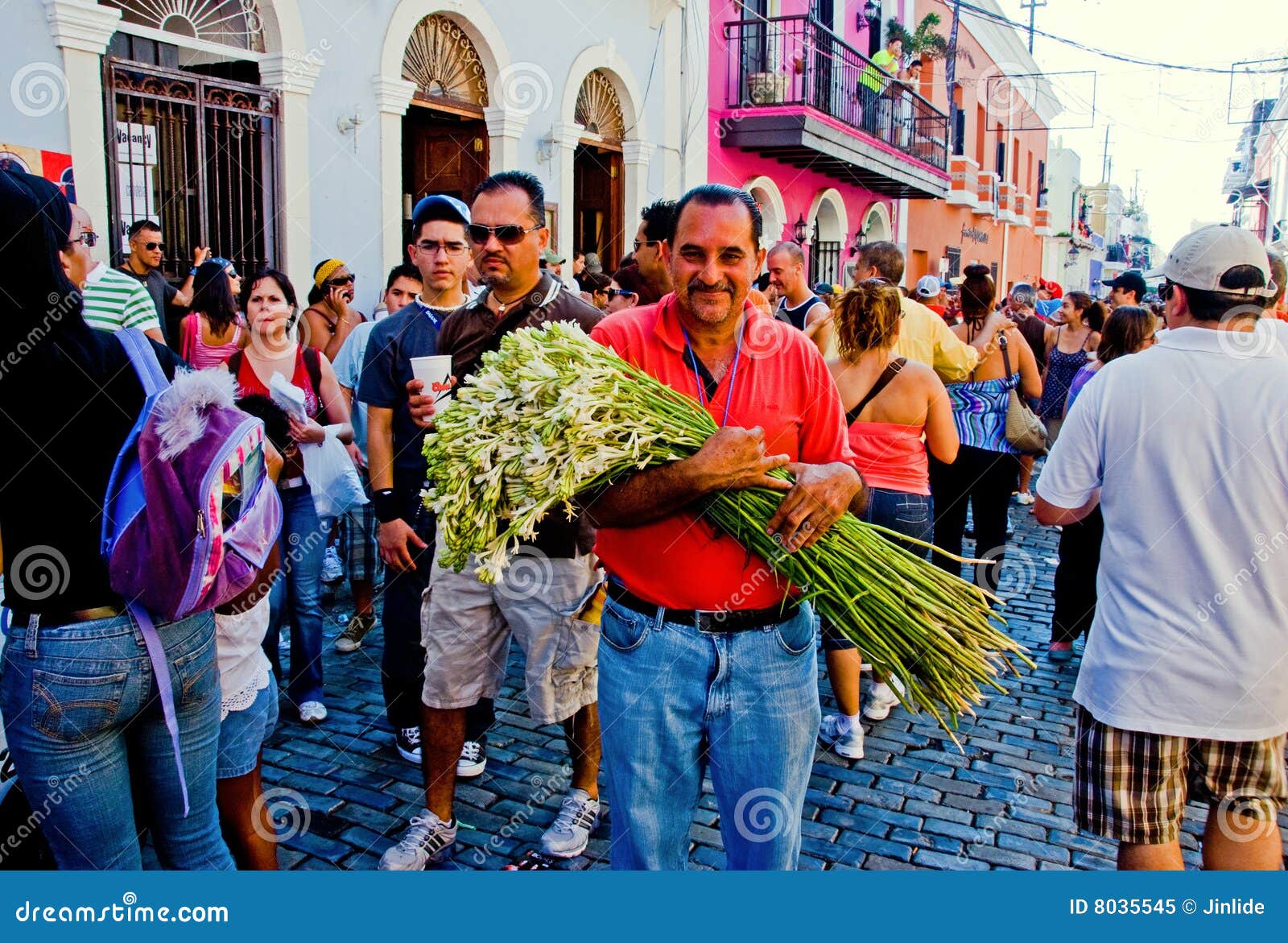 Un Vendedor Sonriente De La Flor De Puerto Rico Imagen editorial ...