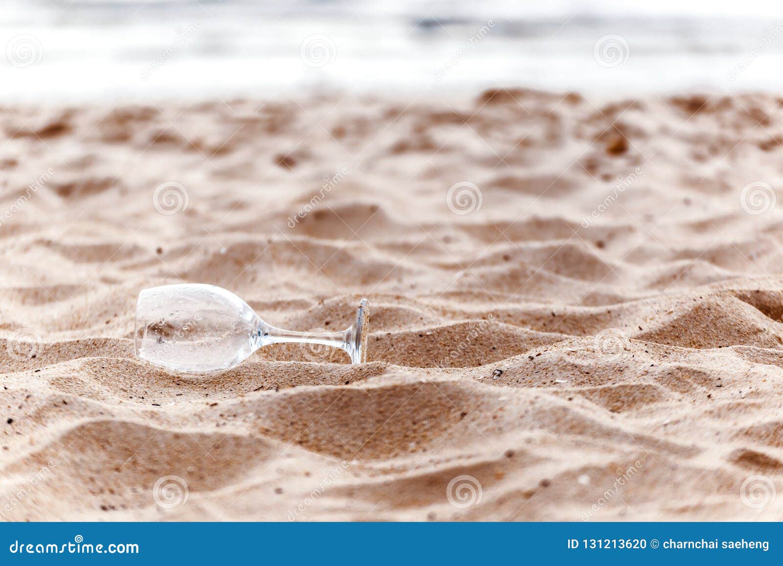 Un Verre Est Sur Le Sable Dans La Plage Photo stock - Image du ...
