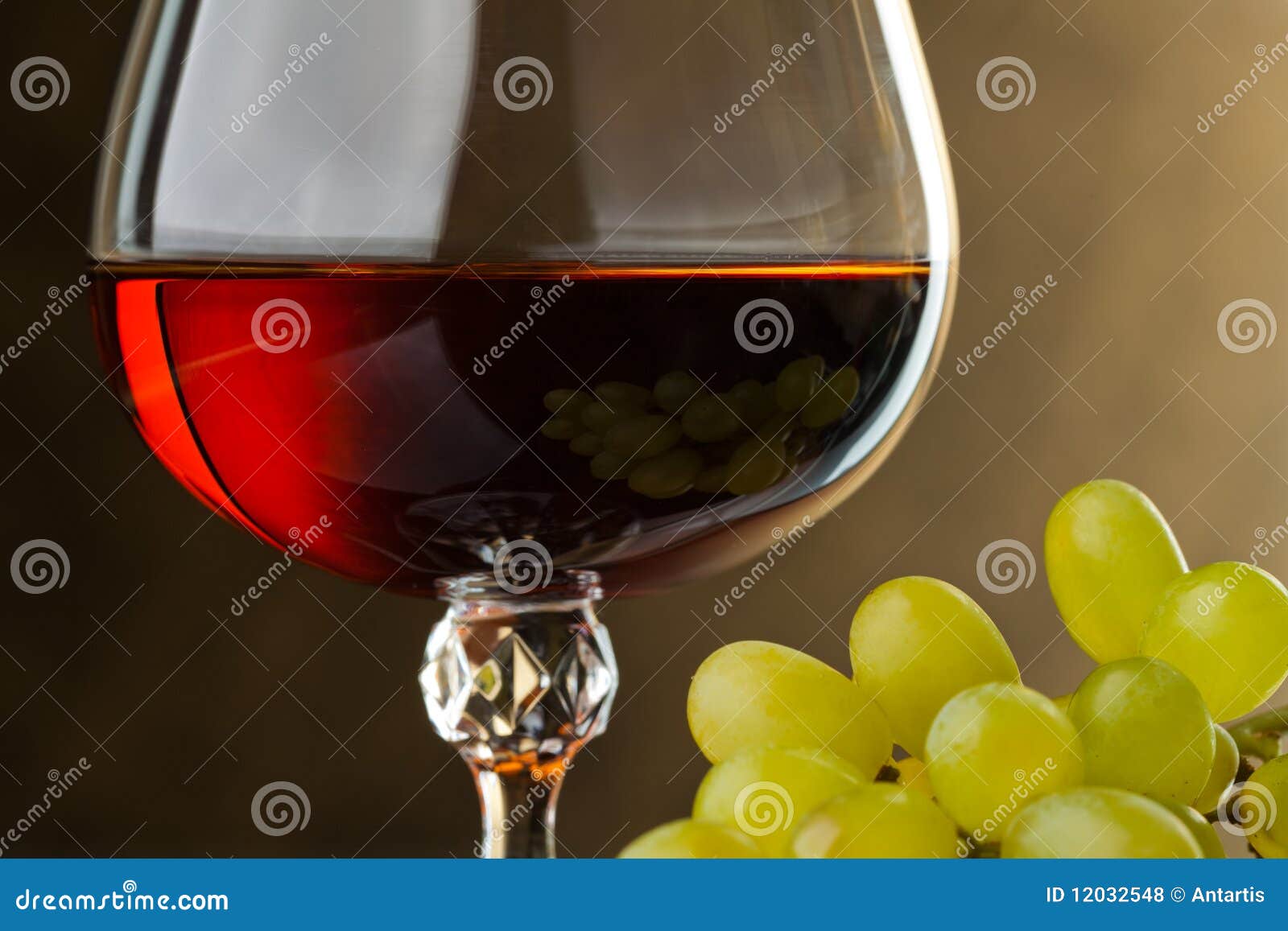 Un Vetro Di Brandy E Dell'uva. Particolare Fotografia Stock - Immagine ...