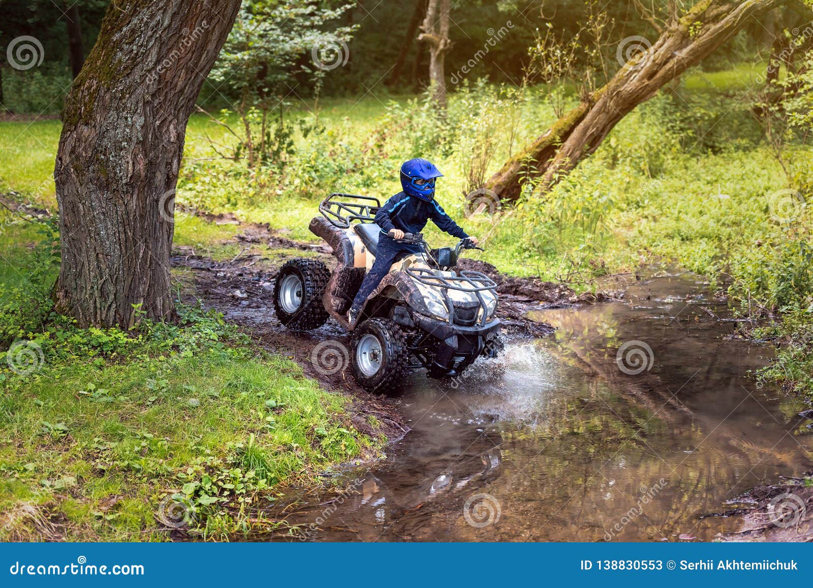 Un Viaggio Sul ATV Sulla Strada Rossa Immagine Stock - Immagine di ...