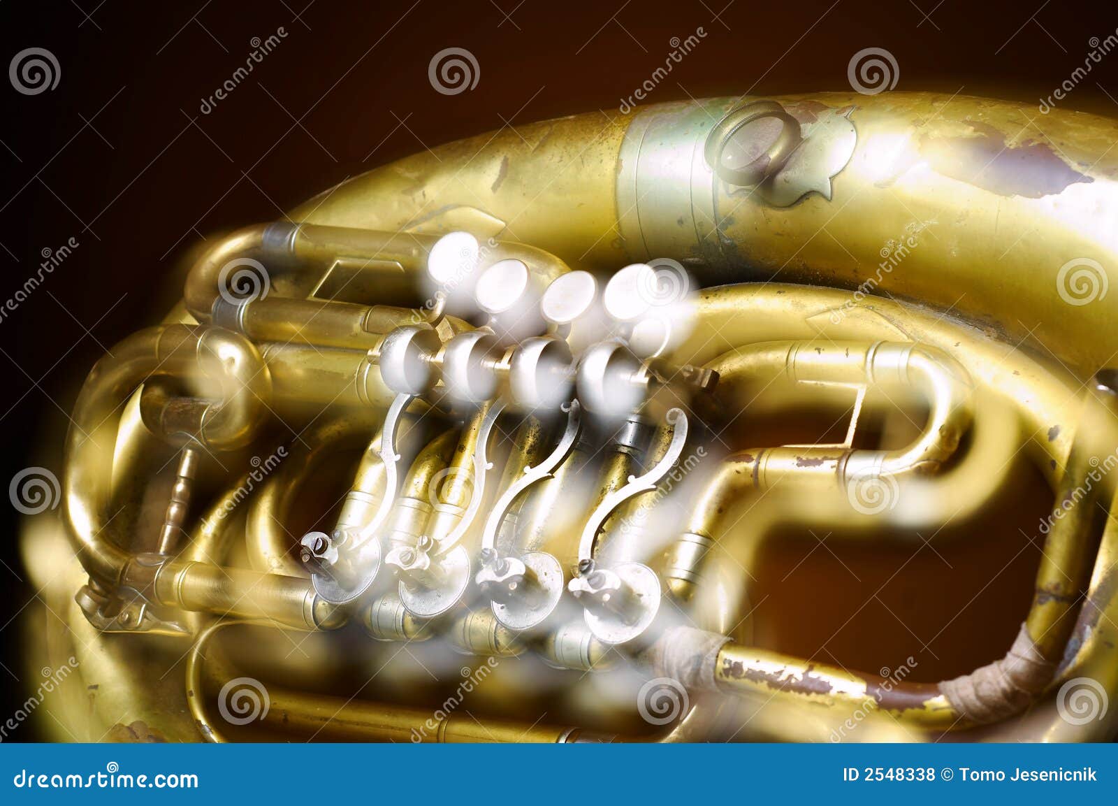 Un Vieil Instrument En Laiton Photo stock - Image du studio, vieux: 2548338