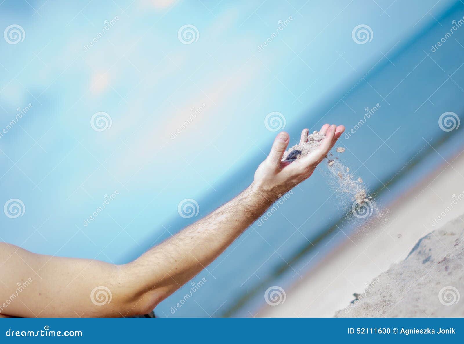 Una Arena De Colada De La Mano Foto de archivo - Imagen de cielo, azul ...