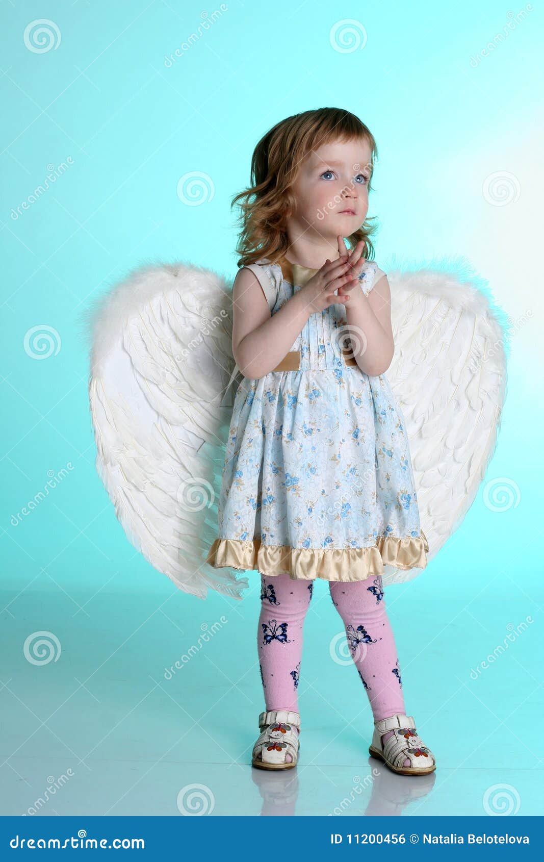 Una Bambina Con Le Ali Di Angelo Fotografia Stock - Immagine di vestito ... Una Bambina Con Le Ali Di Angelo Fotografia Stock - Immagine di vestito ...