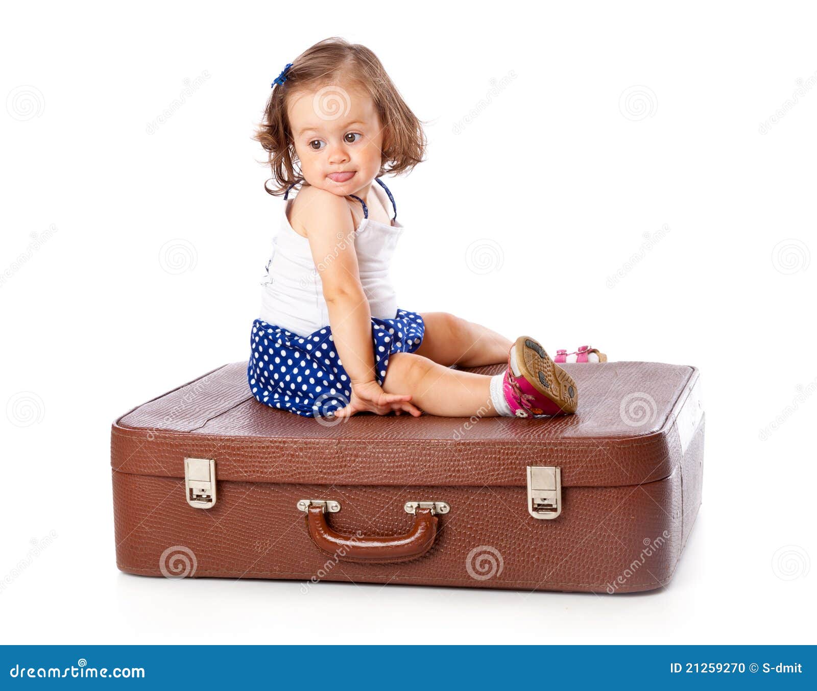 Una bambina sulla valigia fotografia stock. Immagine di sorridere ...