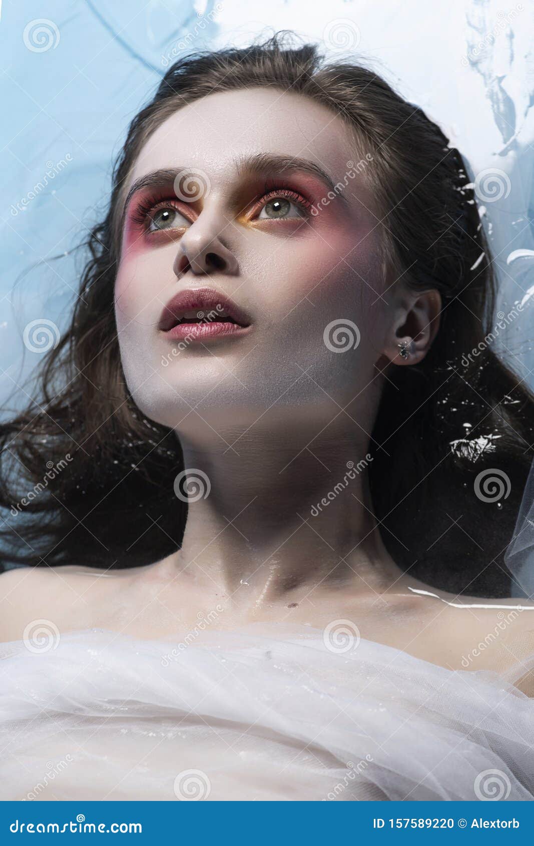 Una Bella Chica Desnuda Con Maquillaje Conceptual En Tonos Rojos Está Echada En Las Aguas