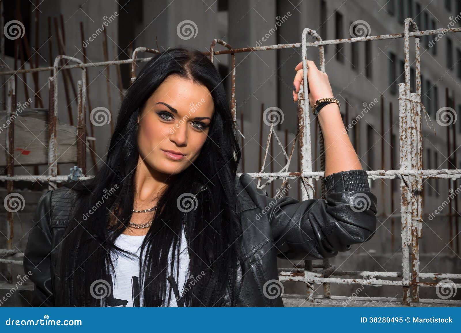 Una bella ragazza mora immagine stock. Immagine di occhi - 38280495