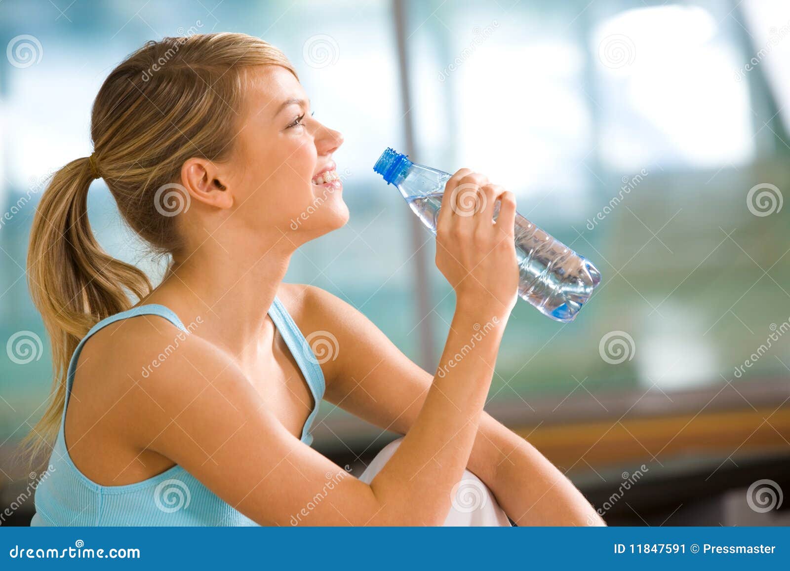 Una bevanda di acqua immagine stock. Immagine di profilo - 11847591