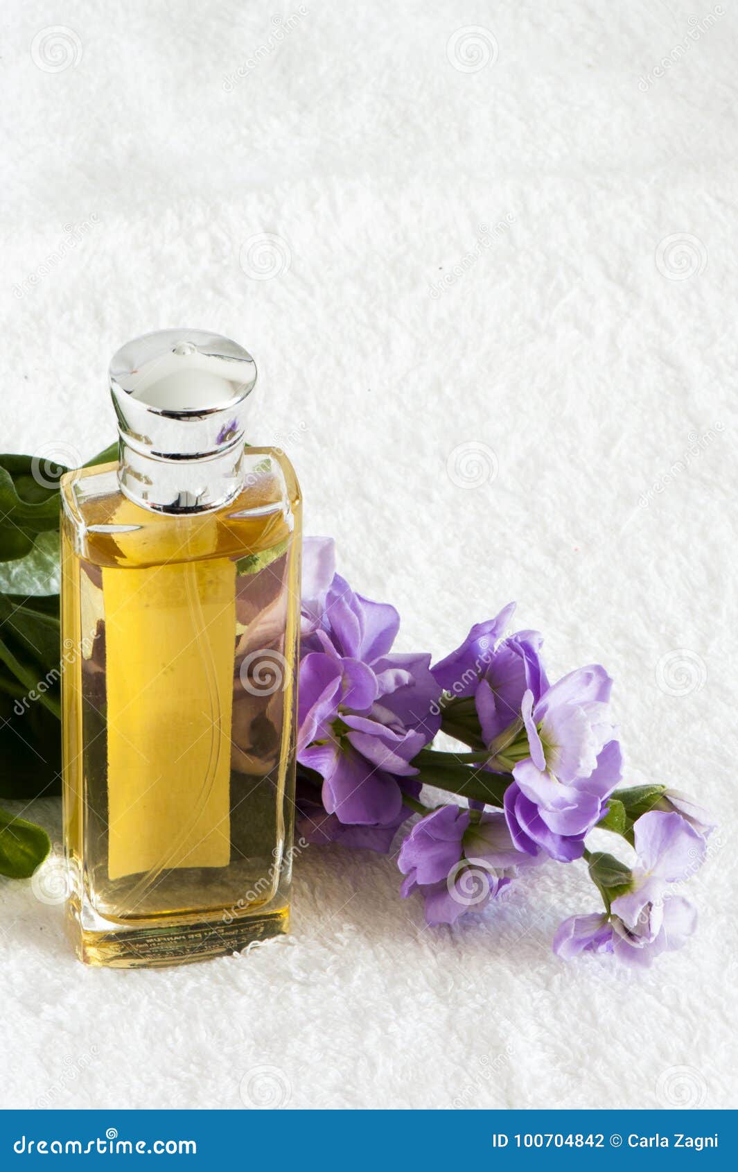 Boccetta Del Profumo Foto Stock - Download 827 Royalty Free Photos