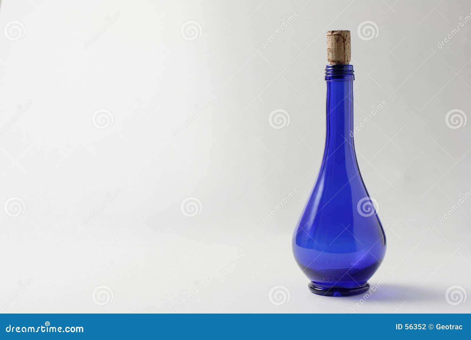 Una botella azul foto de archivo. Imagen de azul, shapely - 56352