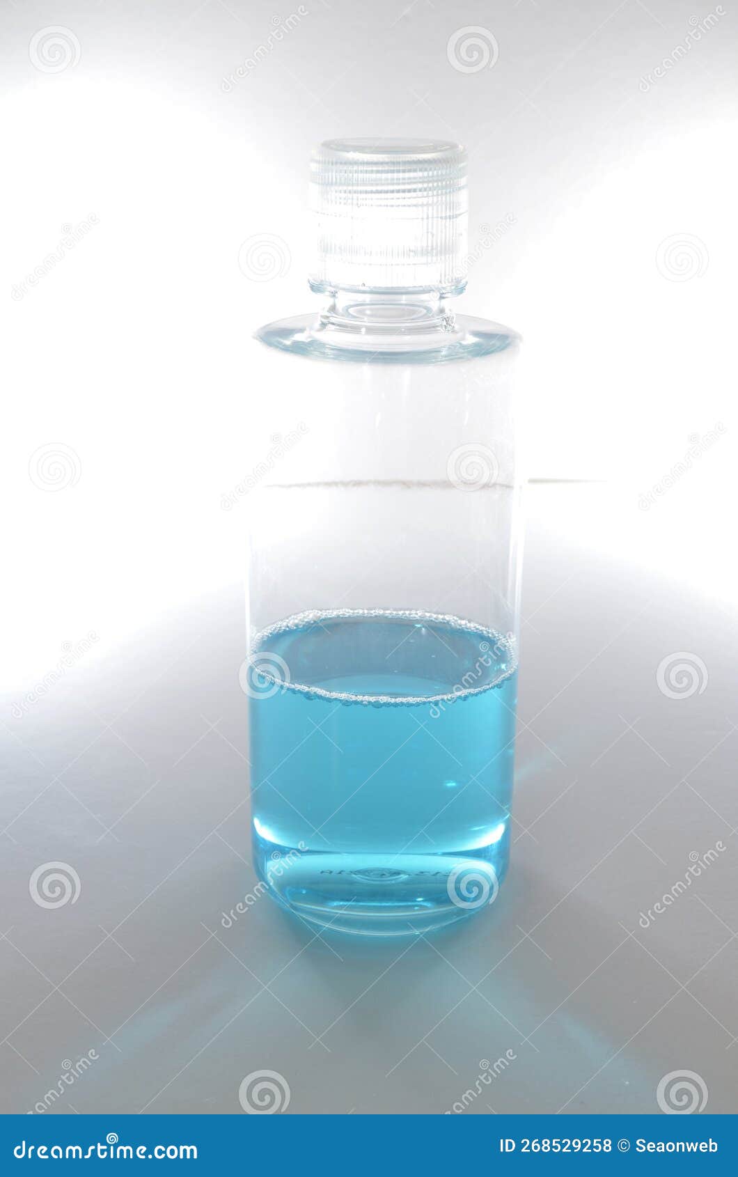 Una Botella De Alcohol Azul Sanitizada Con Fondo Blanco Foto de archivo ...