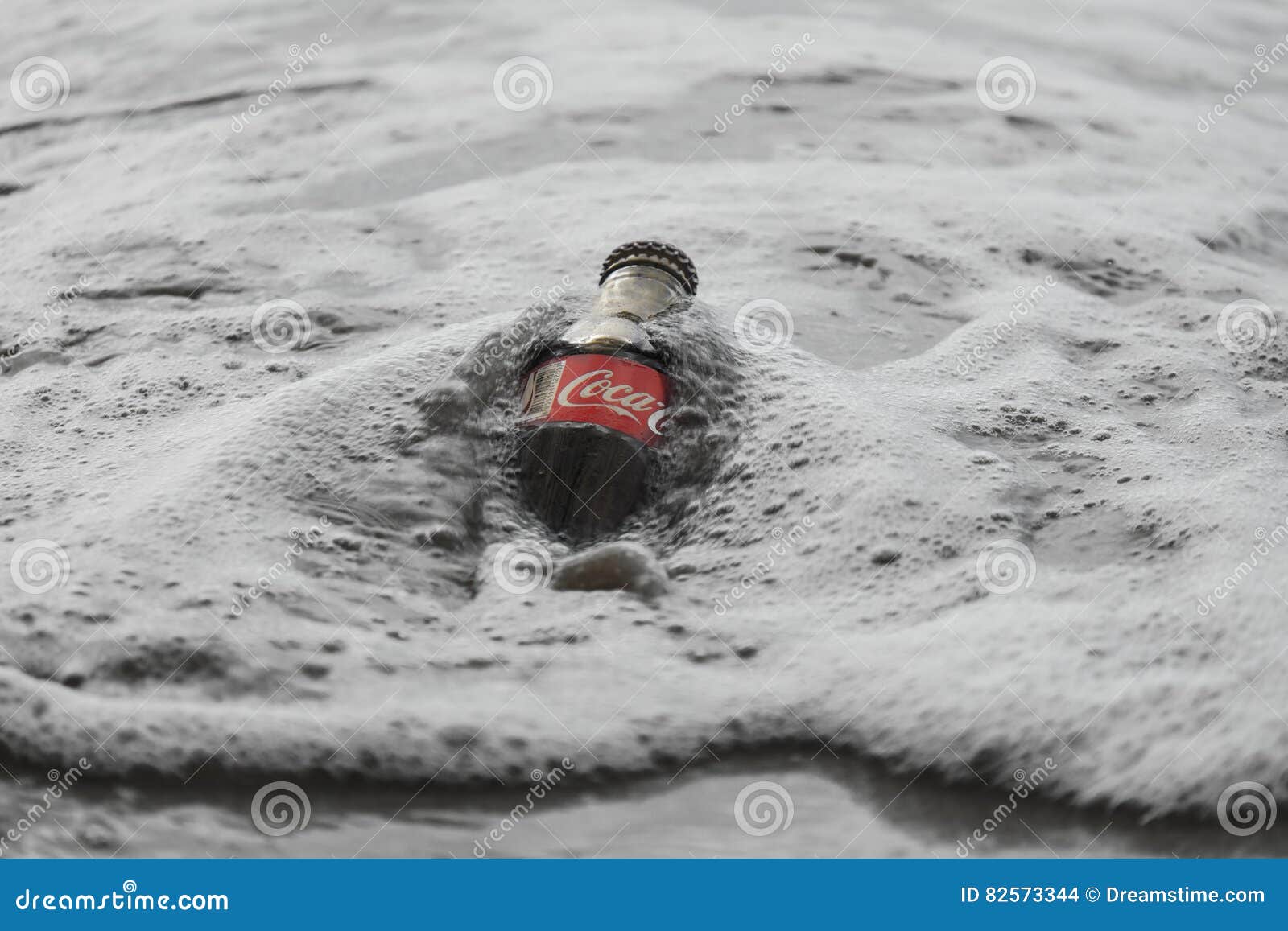 Una Botella De Coca-Cola En El Agua Helada Imagen de archivo editorial ...