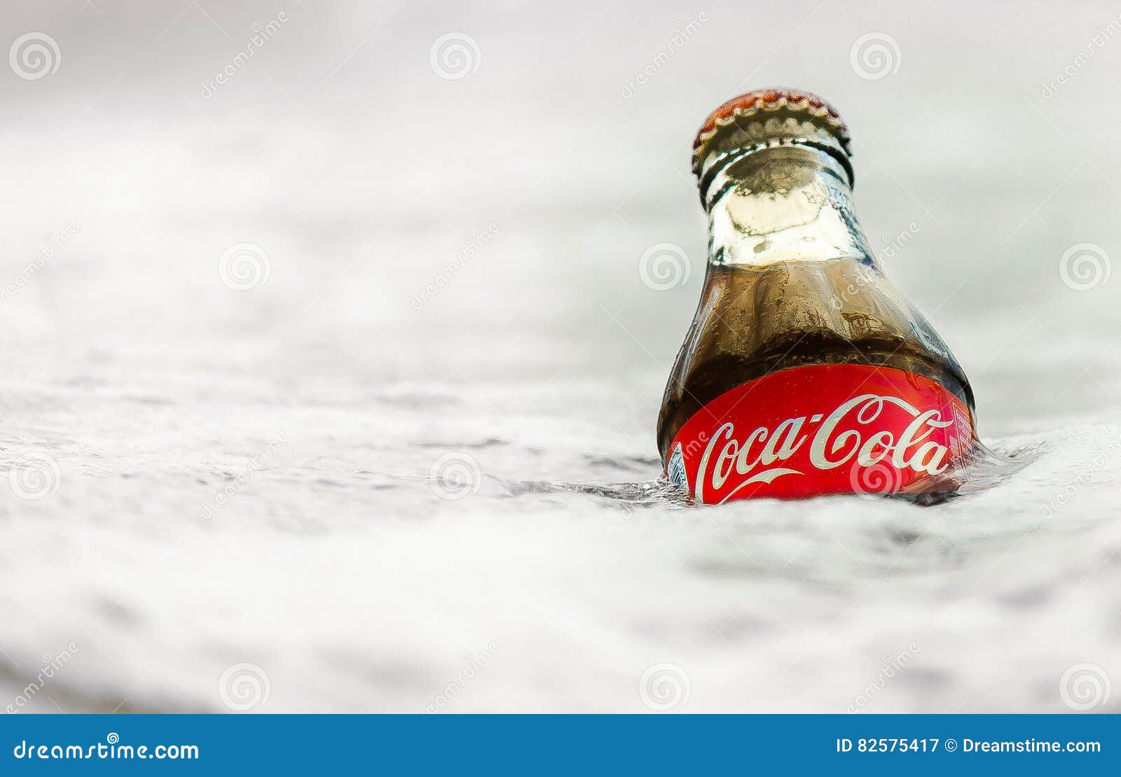 Una Botella De Coca-Cola En El Agua Helada Fotografía editorial ...
