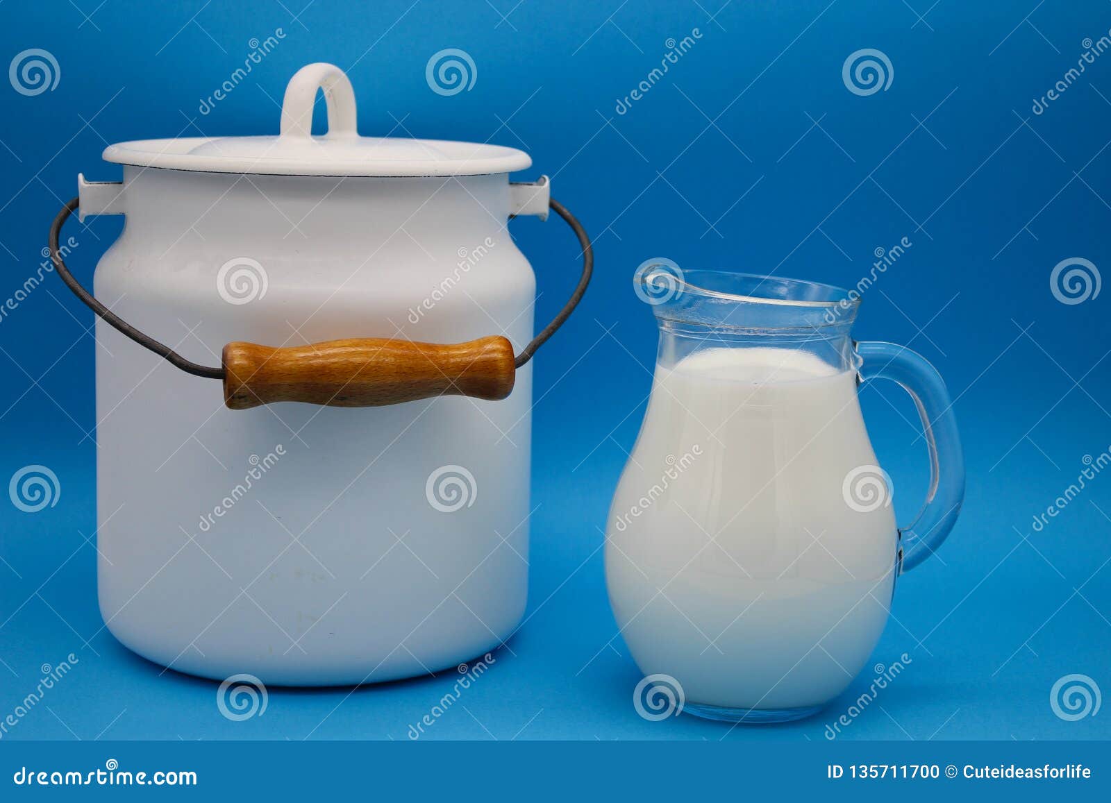 Una Brocca Di Latte E Di Secchio Del Latte Fotografia Stock - Immagine ...