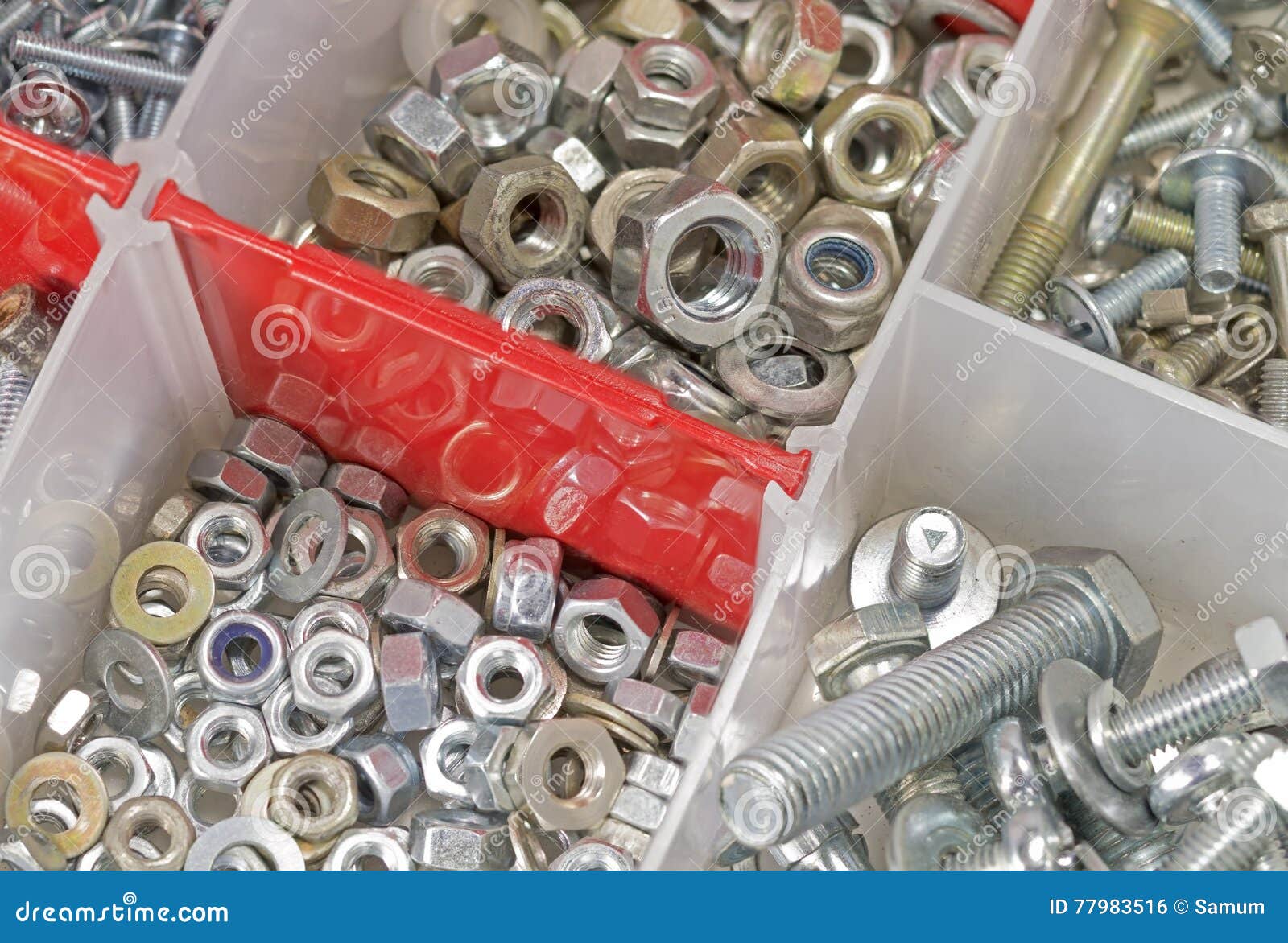 Una caja de tornillos foto de archivo. Imagen de arreglo - 77983516