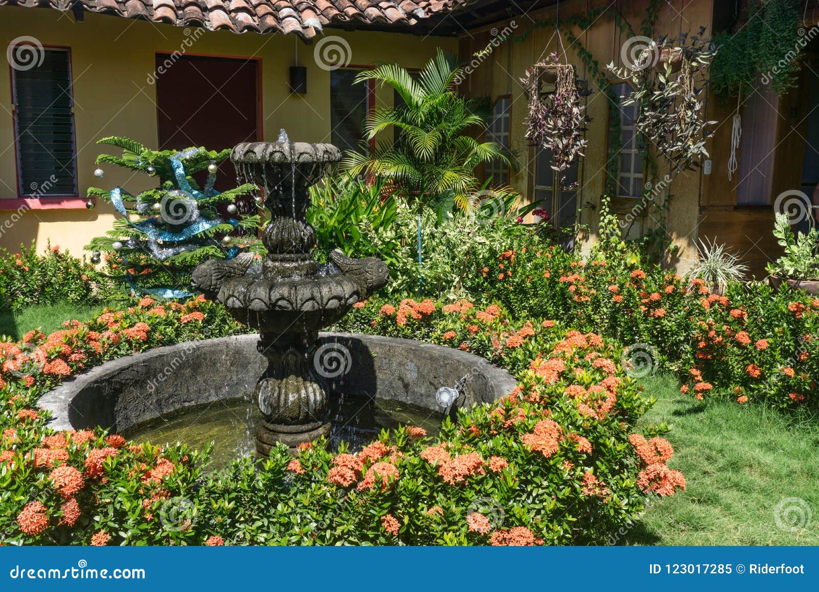 Una Casa Con La Fuente Dentro Imagen de archivo - Imagen de edificio ...