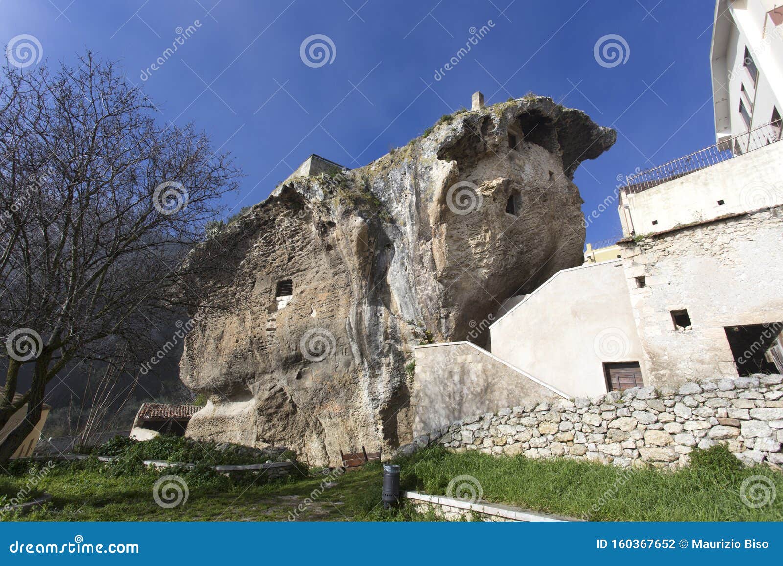Una Casa Construida Dentro De Una Roca En Sedini Fotografía editorial ...