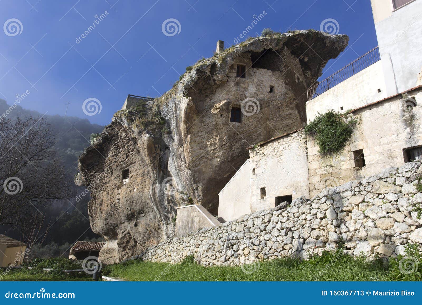 Una Casa Construida Dentro De Una Roca En Sedini Foto de archivo ...