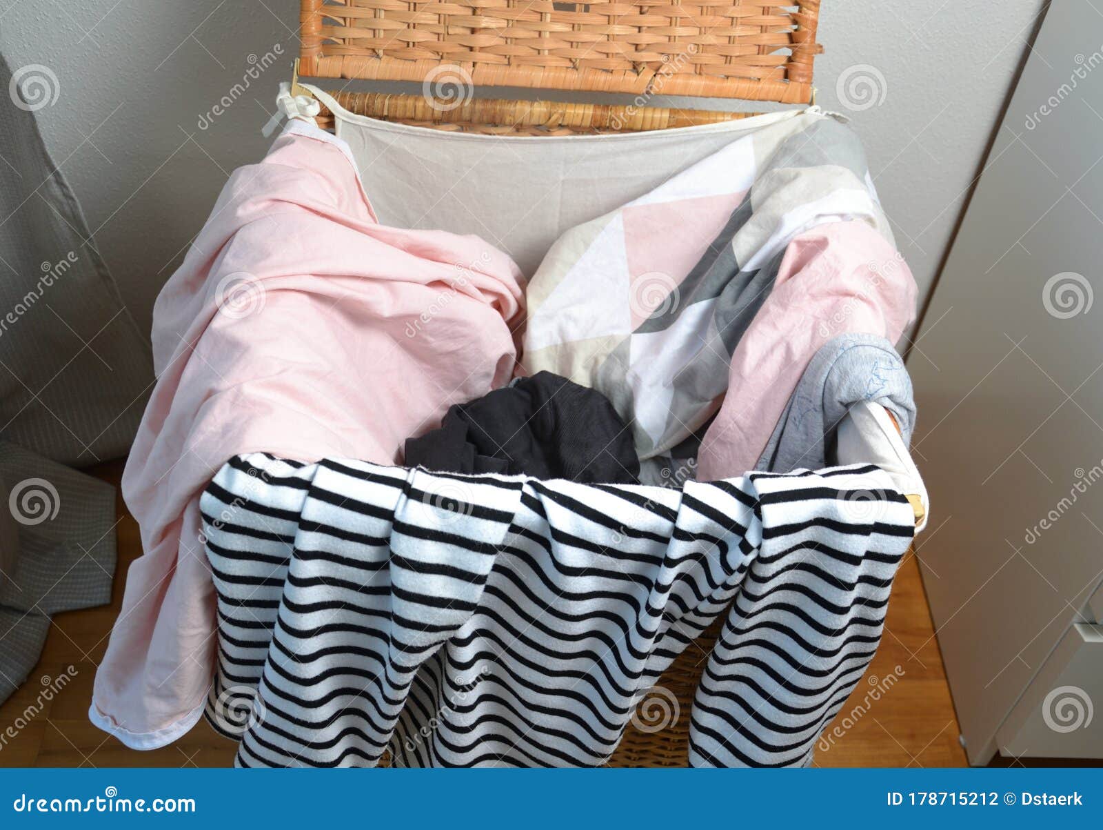 Una cesta llena de ropa foto de archivo. Imagen de tierra - 178715212