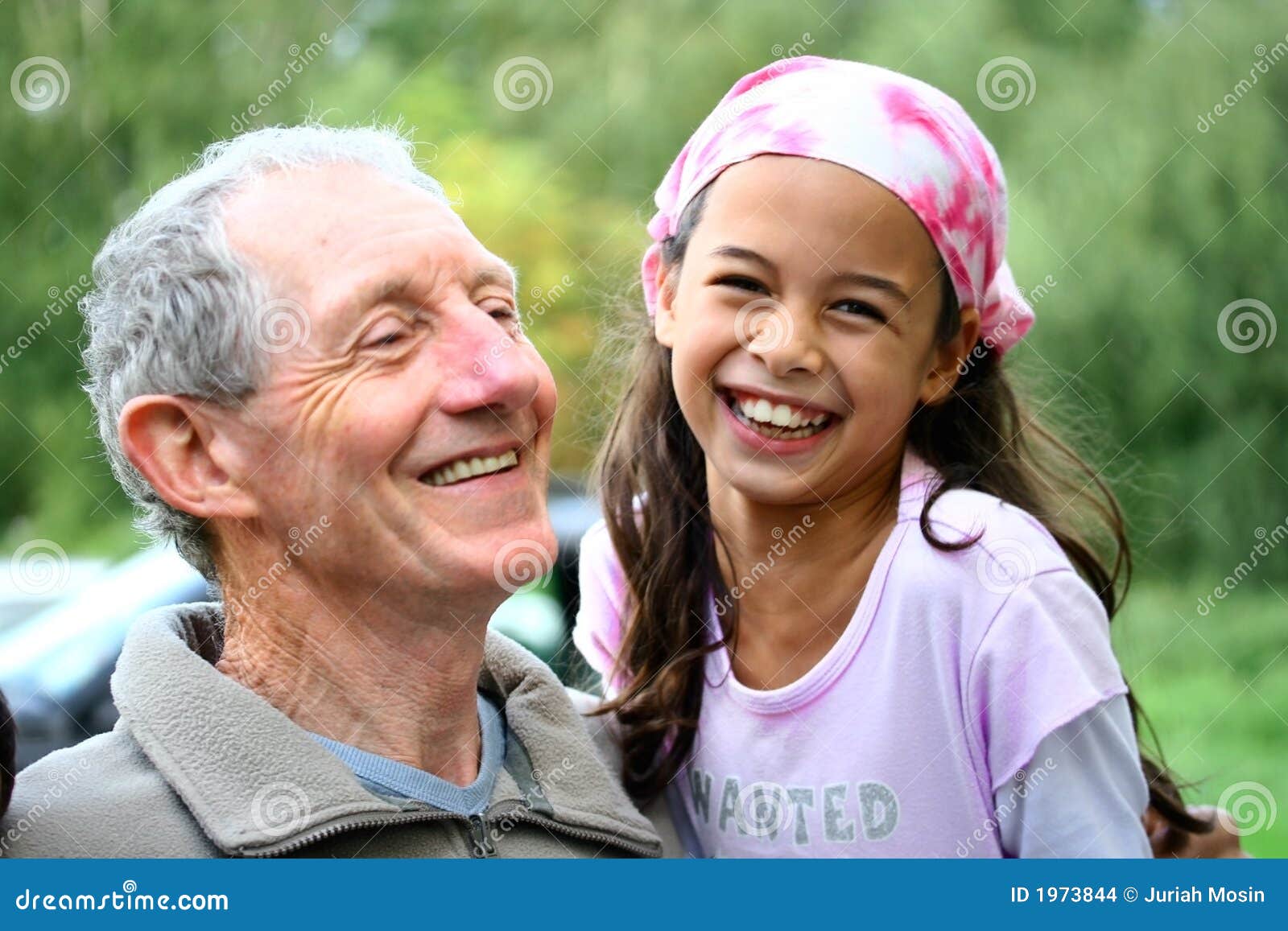Una Chica Joven Que Comparte Una Broma Con Su Abuelo Foto de archivo ... Una Chica Joven Que Comparte Una Broma Con Su Abuelo Foto de archivo ...