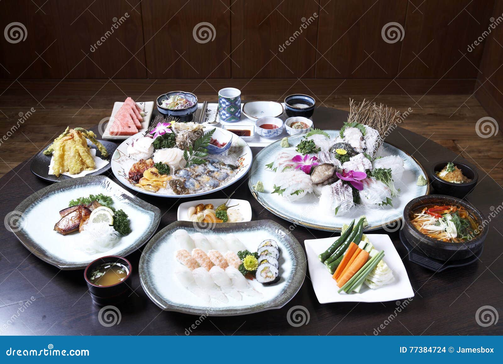 Una Comida Coreana Tradicional De La Bandeja En La Tabla De Madera Foto ...