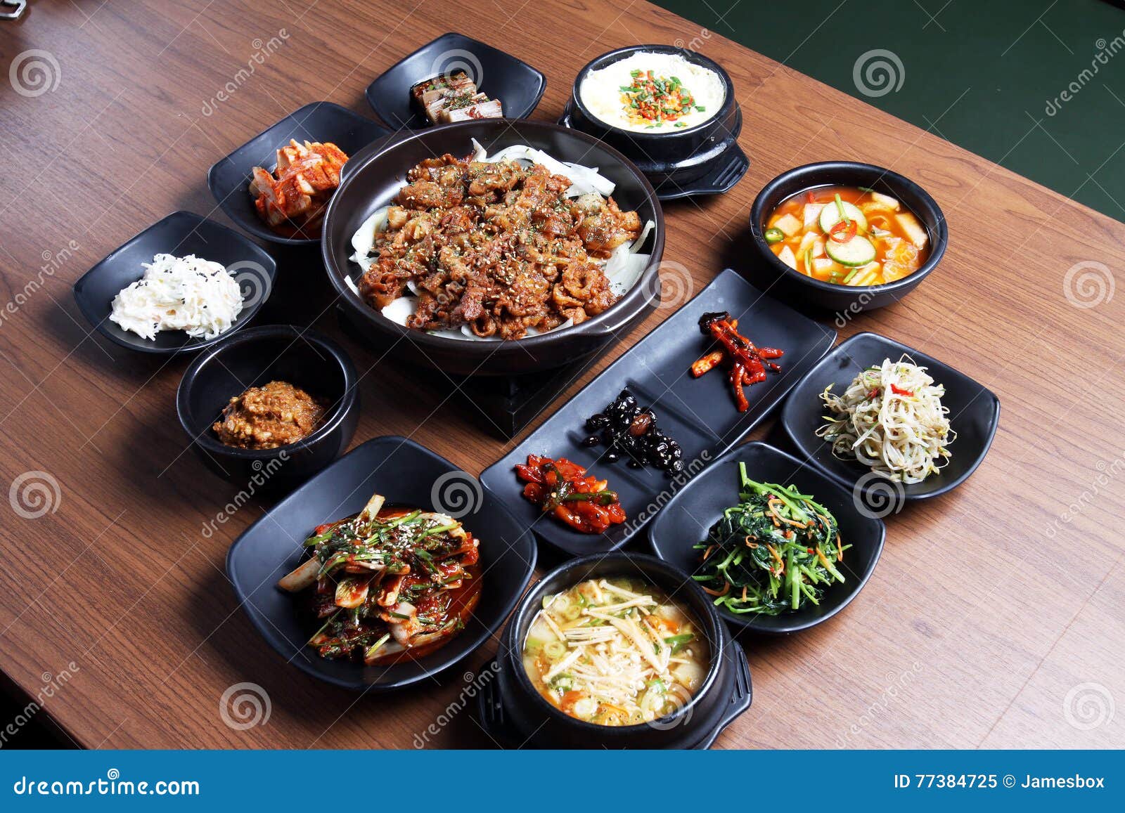 Una Comida Coreana Tradicional De La Bandeja En La Tabla De Madera ...