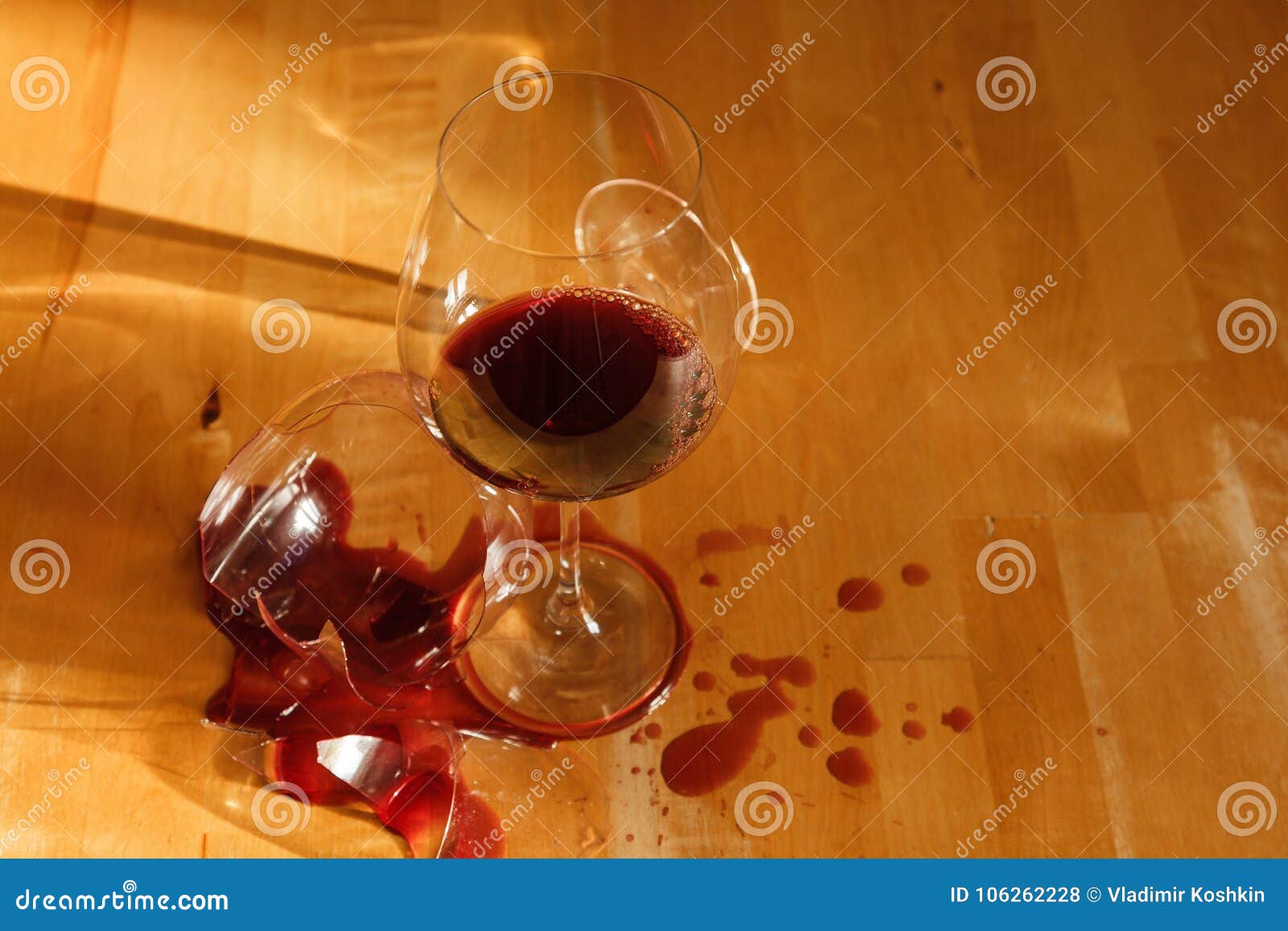 Una copa quebrada foto de archivo. Imagen de nadie, madera - 106262228